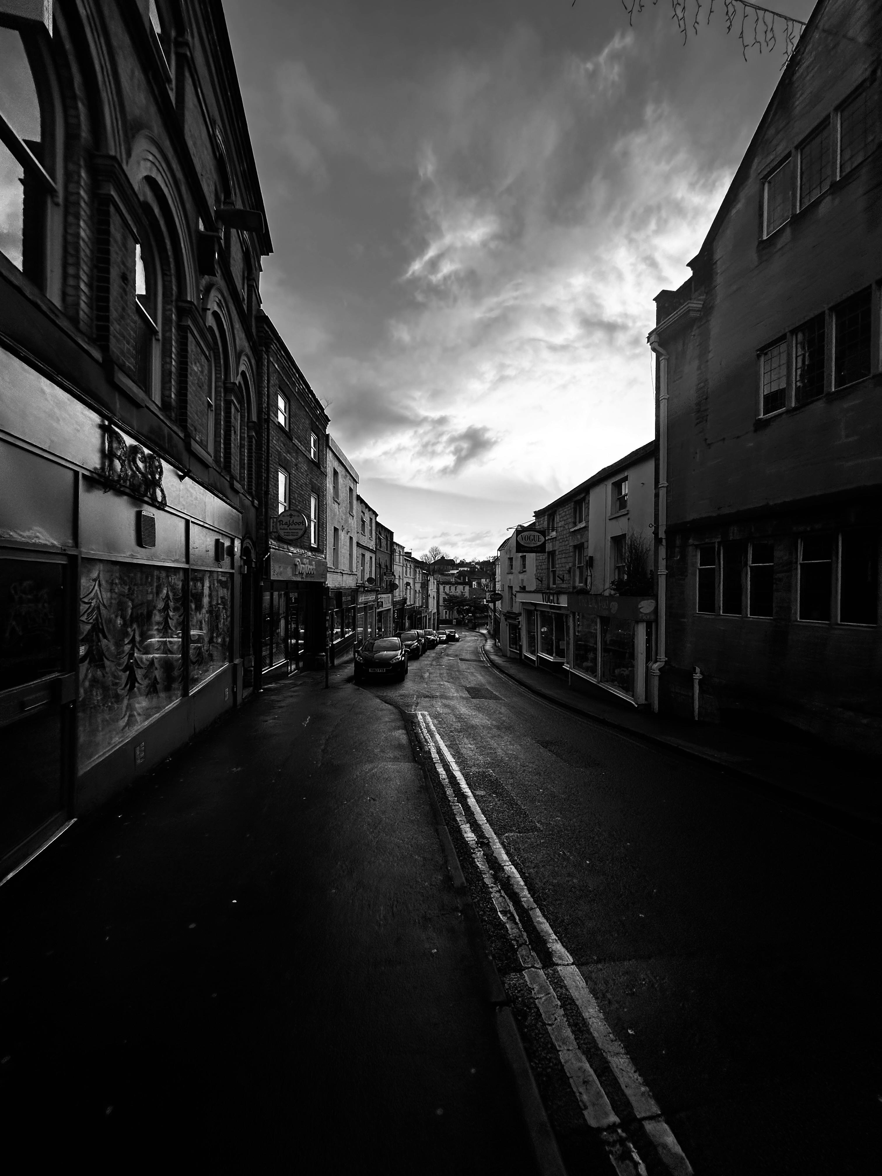 A black and white photo of a street in a city · Free Stock Photo