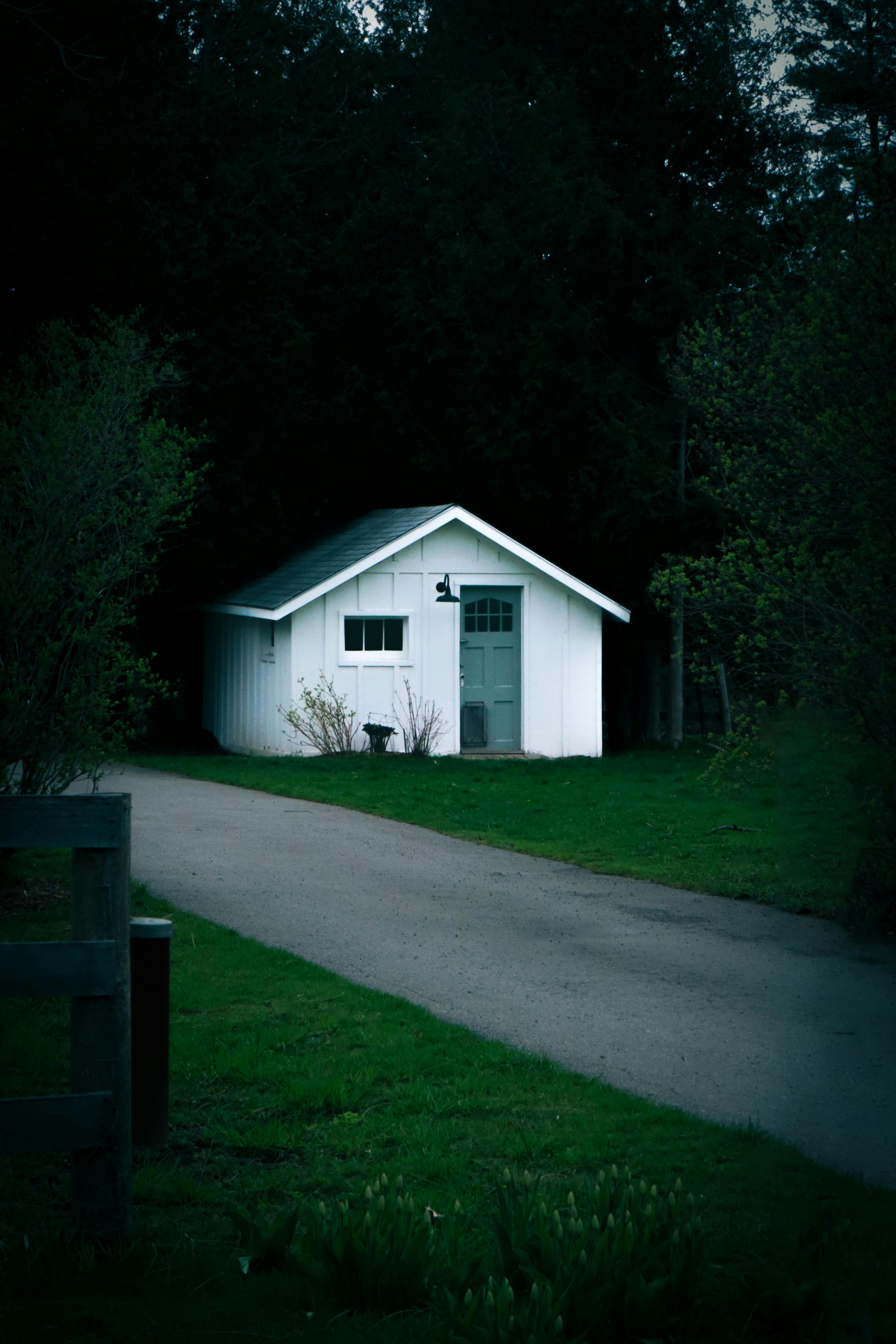 White House by the Road in the Country · Free Stock Photo