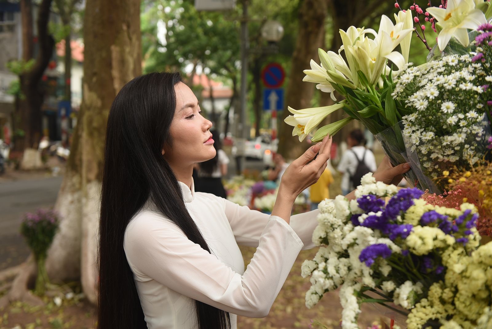 Smelling Photos, Download The BEST Free Smelling Stock Photos & HD Images