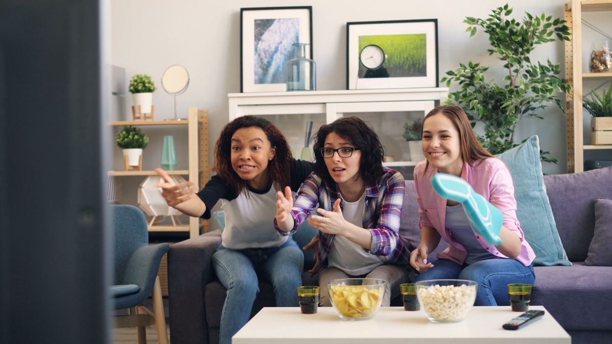 People Watching Tv Photos, Download The BEST Free People Watching Tv ...