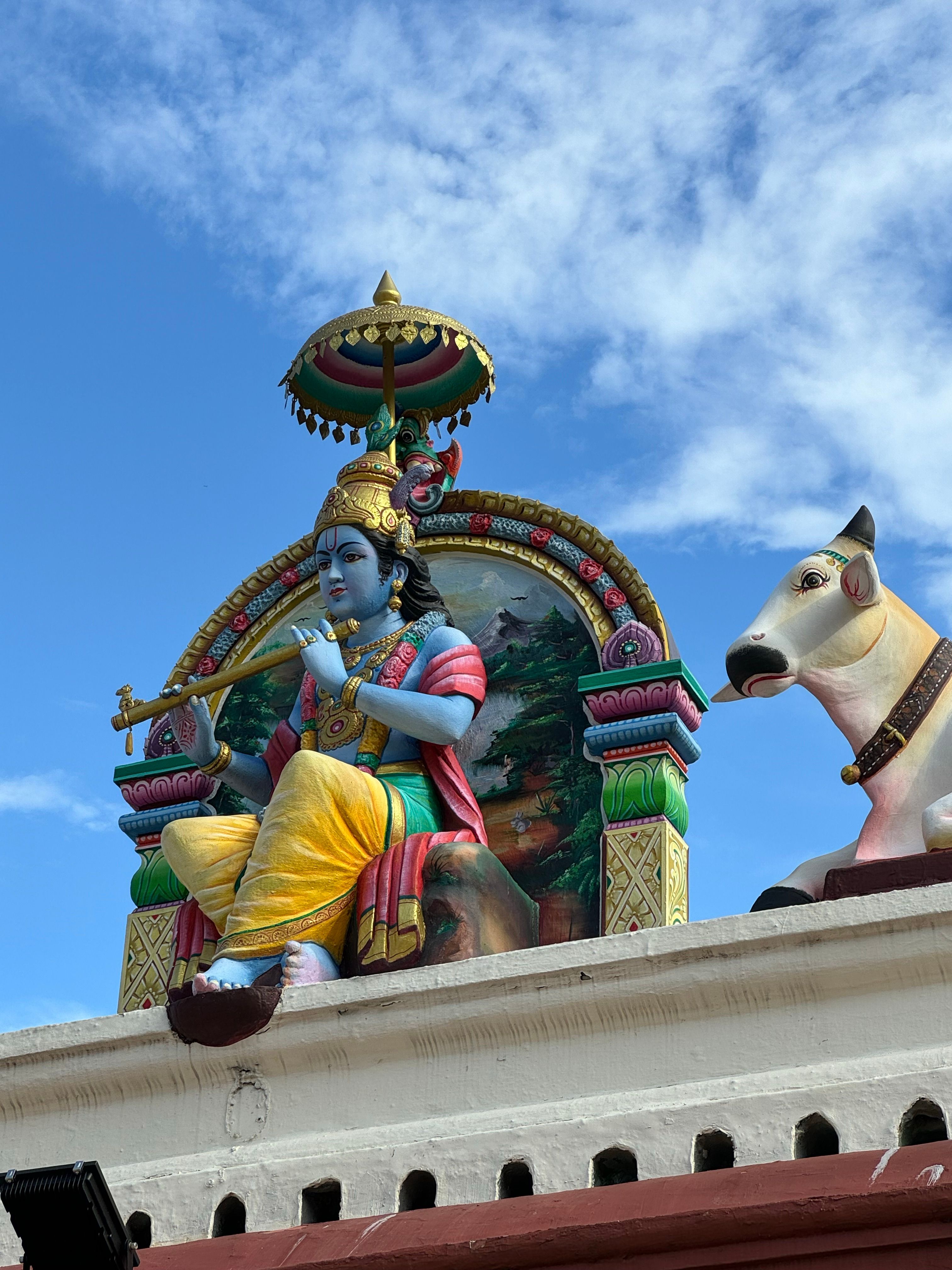 Statues Atop a Temple · Free Stock Photo