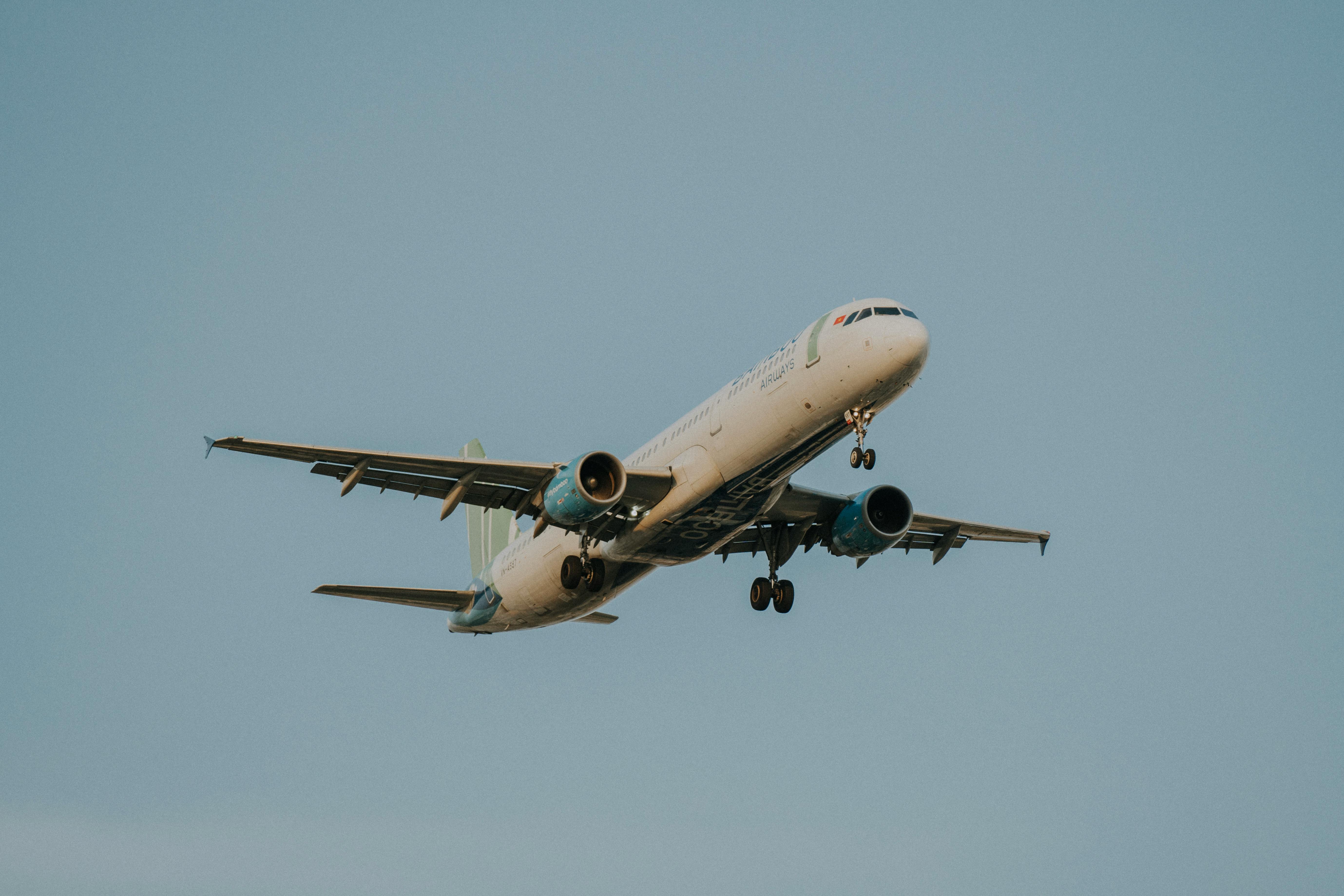 A large passenger jet flying in the sky · Free Stock Photo