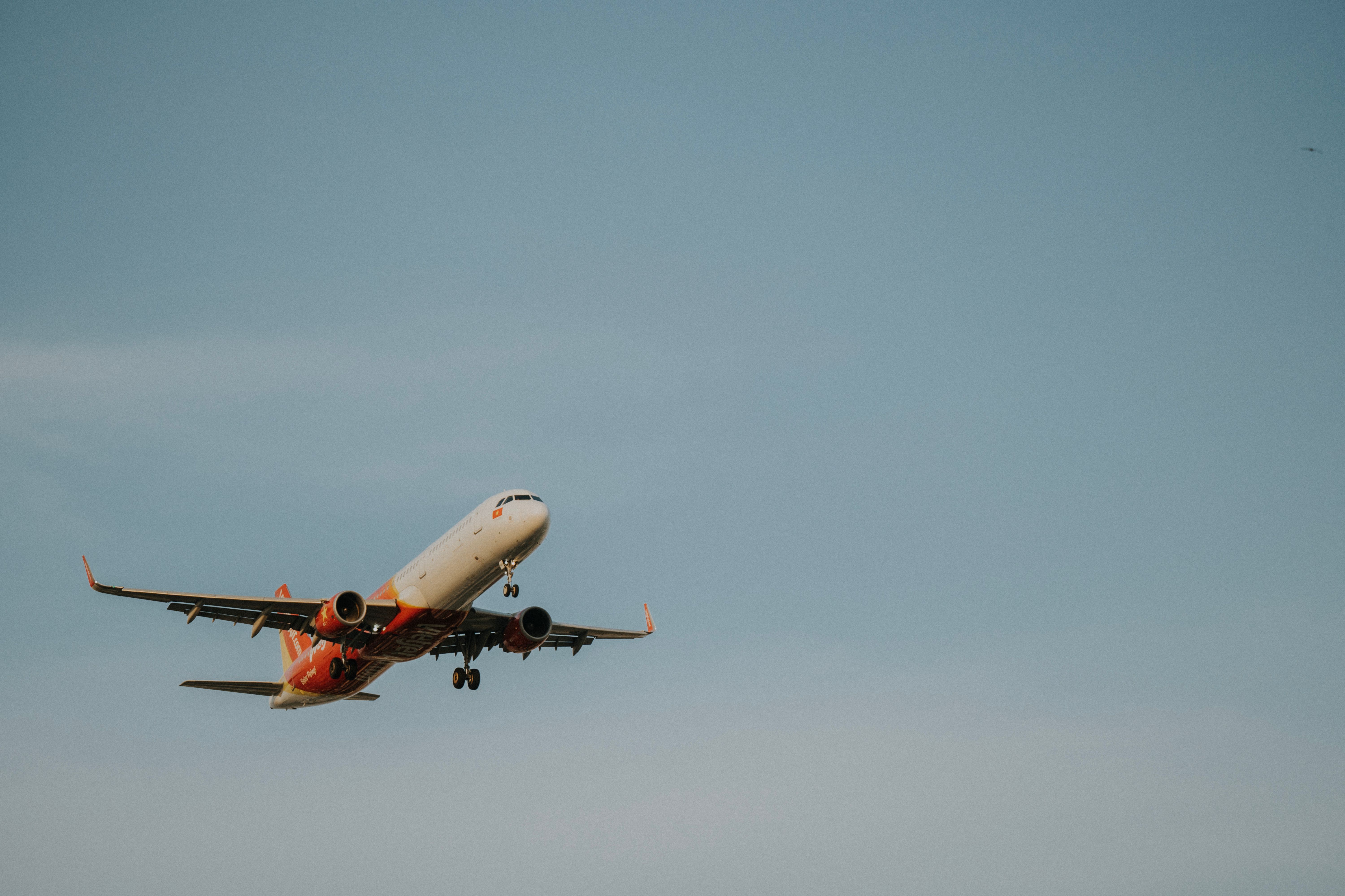 A large passenger jet flying through the air · Free Stock Photo
