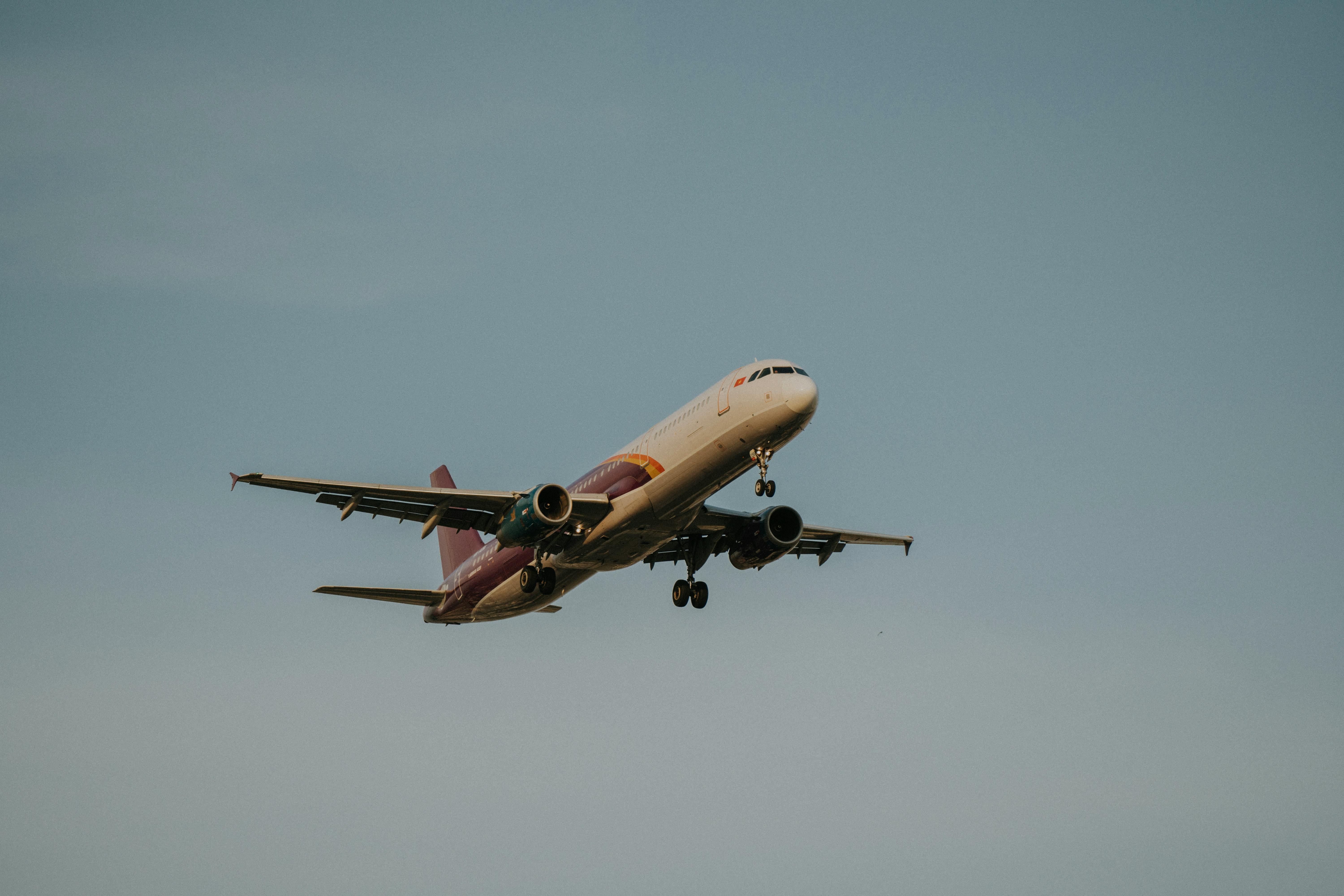 Airplane Flying in Sky · Free Stock Photo
