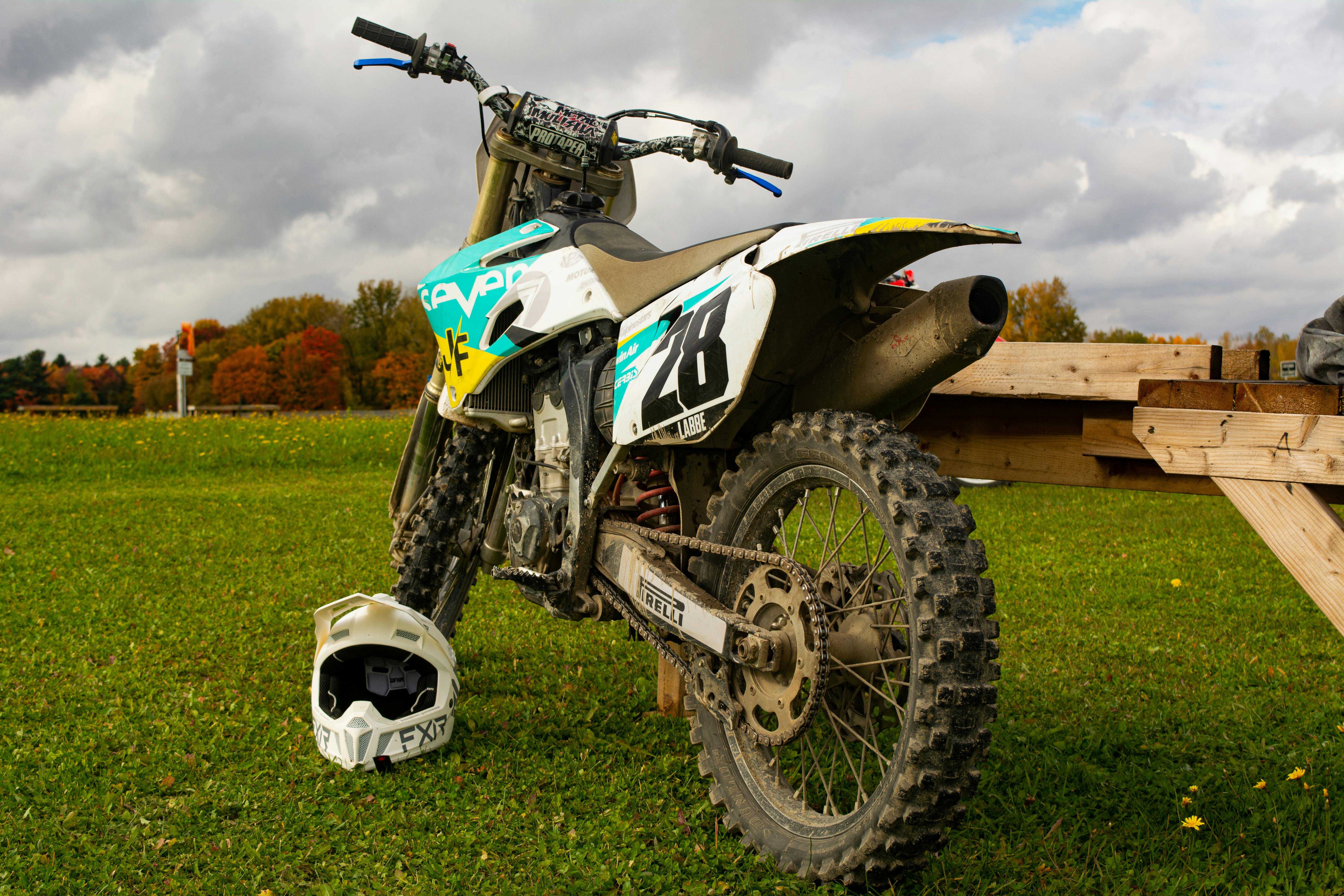 Motocross on Grass · Free Stock Photo