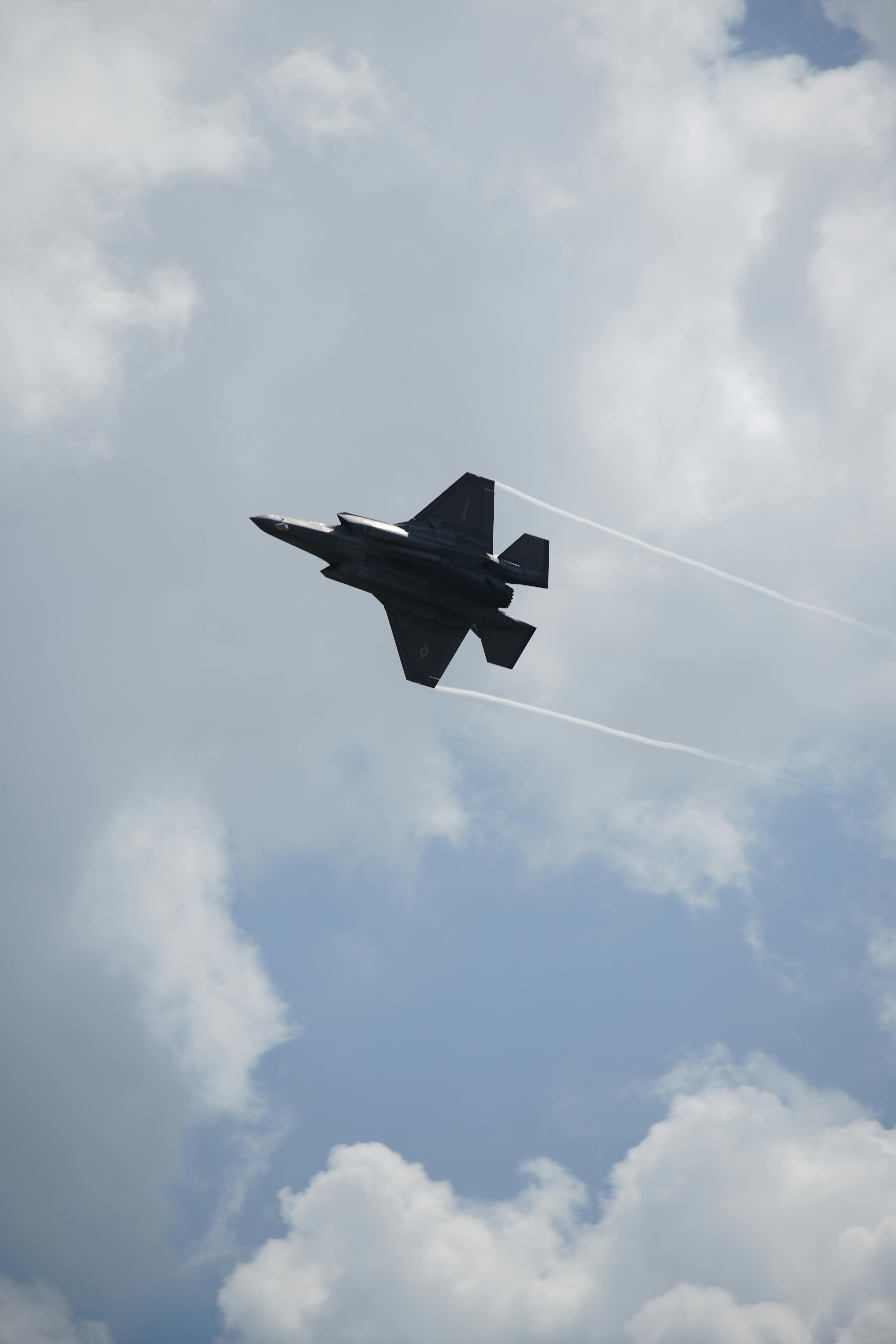 Low Angle Shot of a Fighter Jet · meta.free_stock.photo