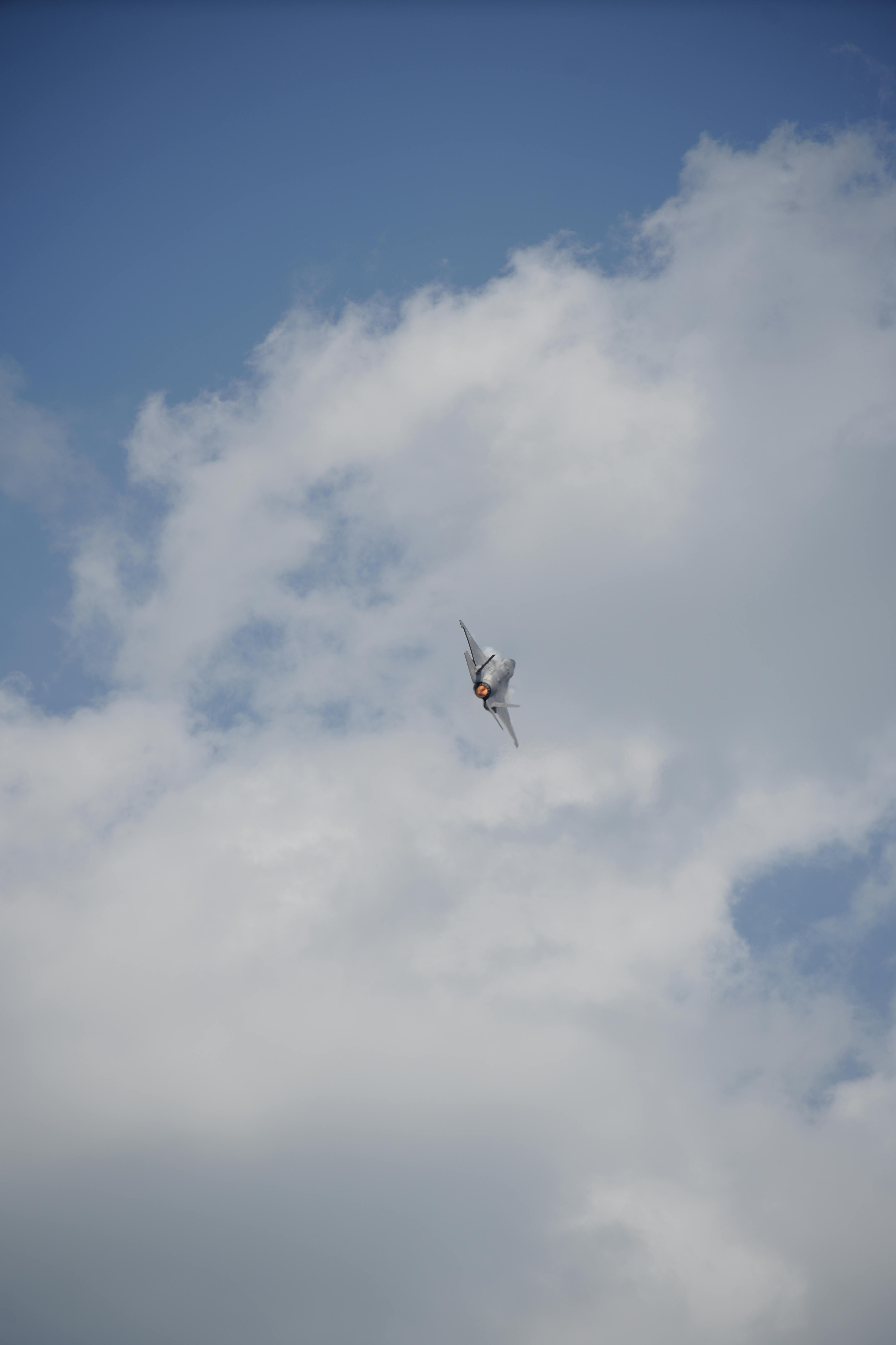 Fighter Jet Turning to the Right · Free Stock Photo