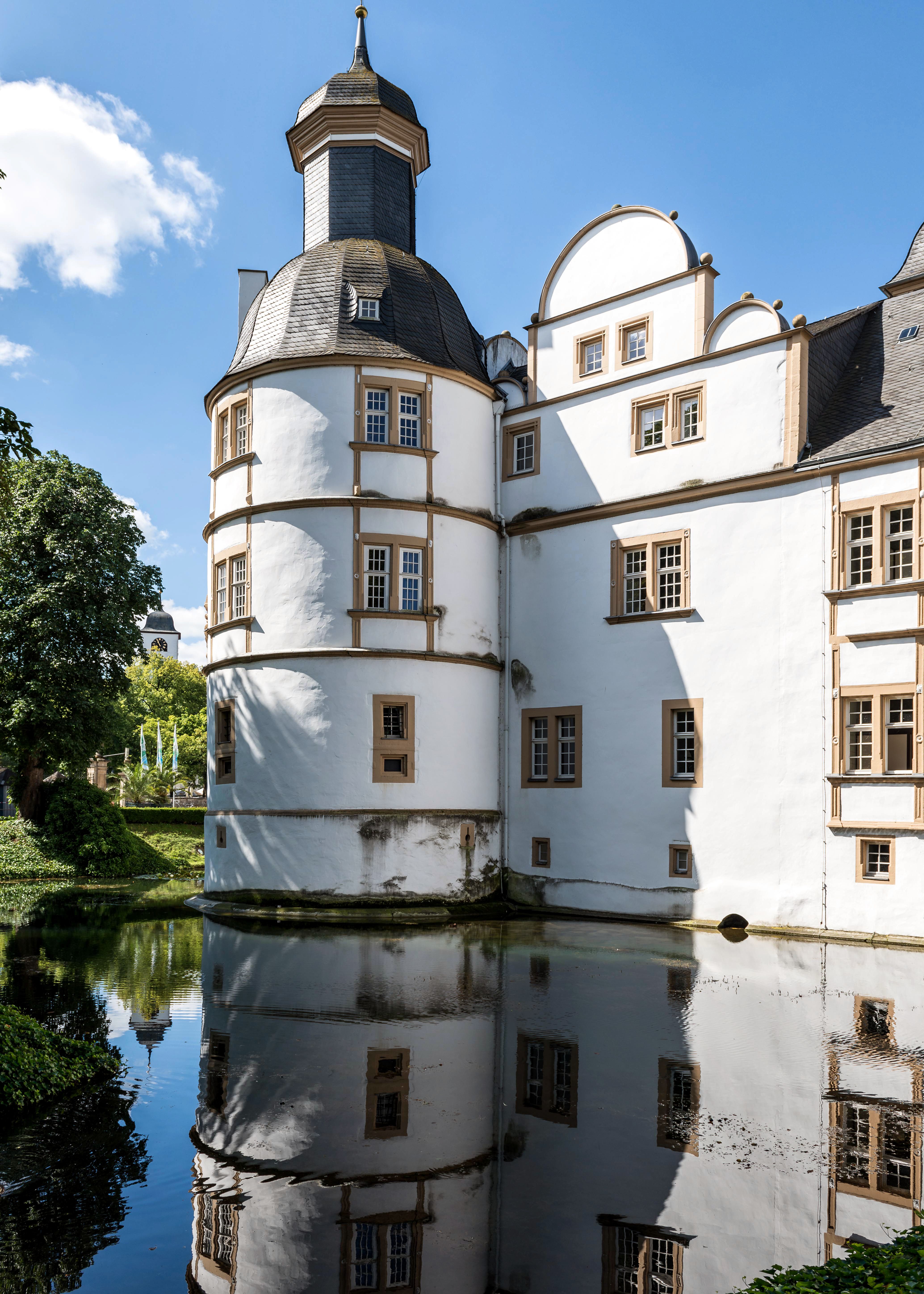Schloss Neuhaus · Free Stock Photo