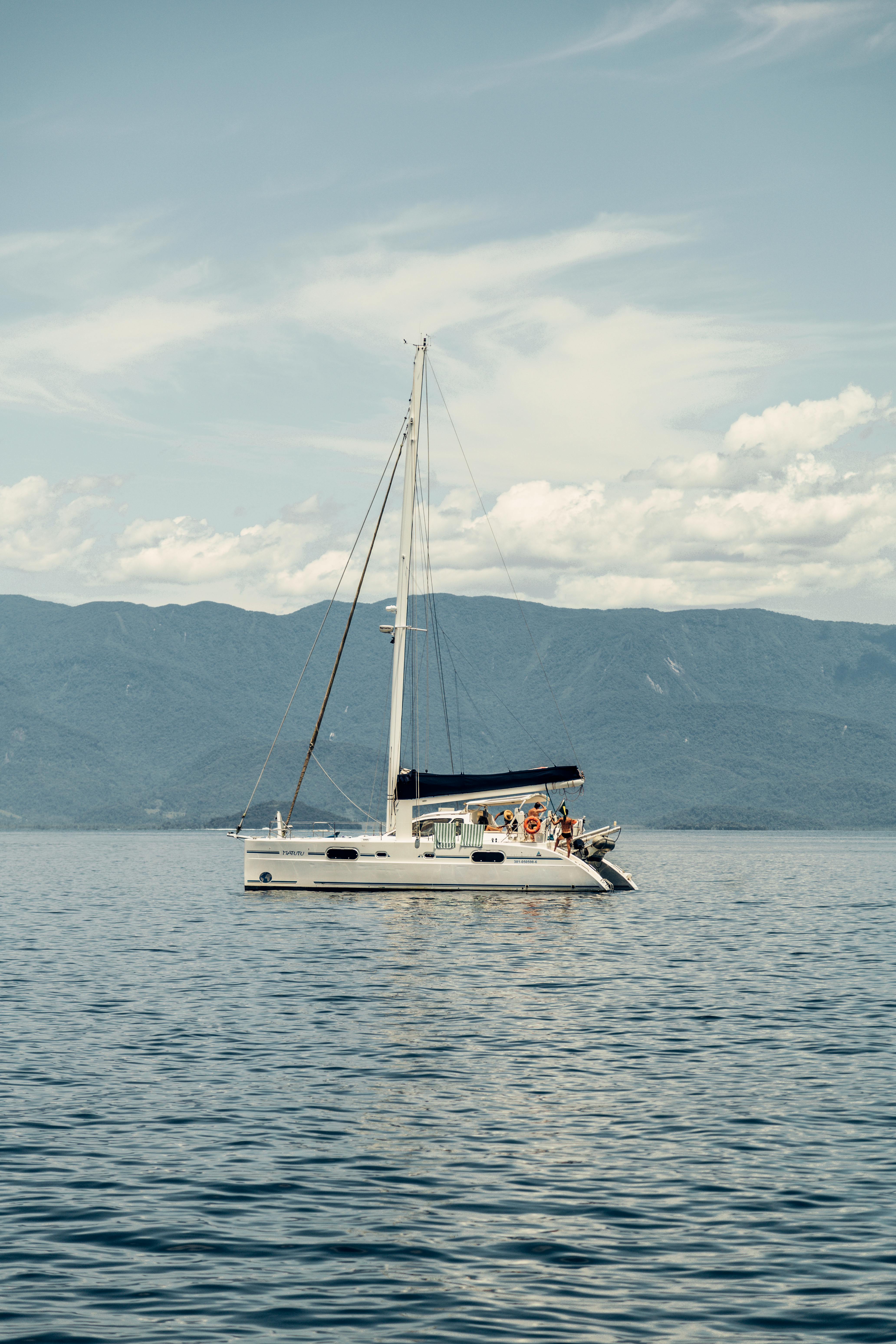 Sailboat in Bay · Free Stock Photo