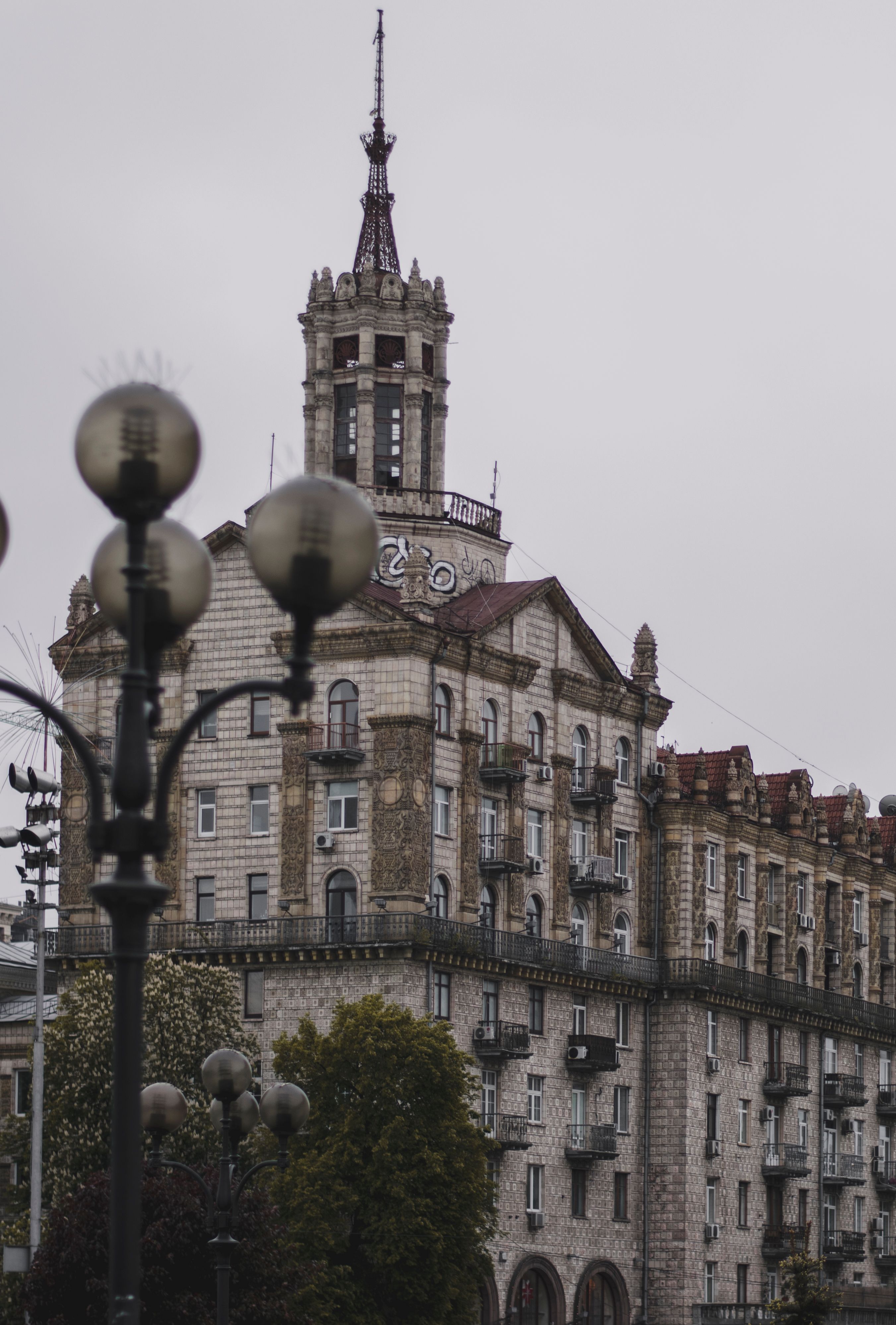 Brown and Gray 3-tier Building Surrounded by Trees · Free Stock Photo