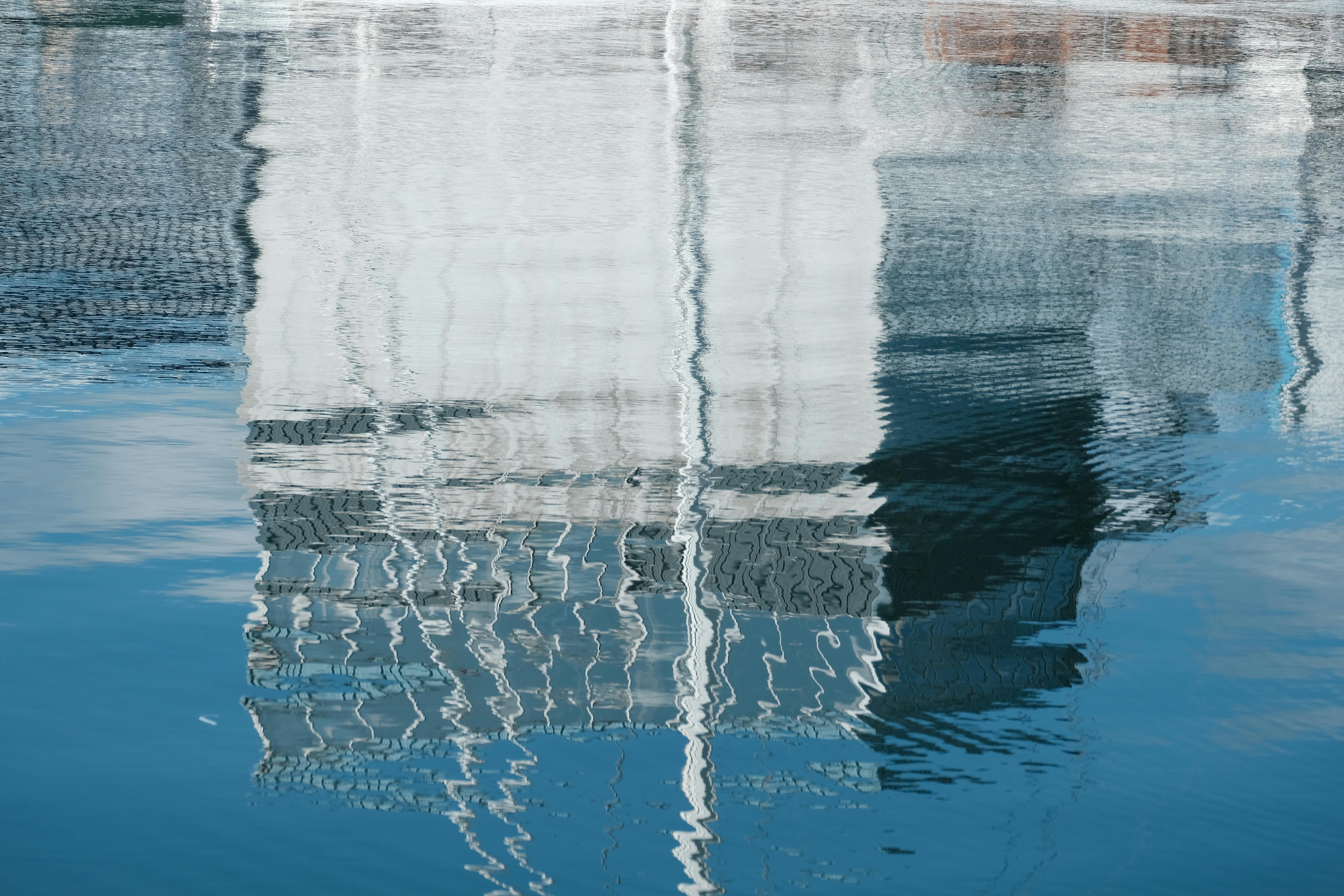Reflets sur l'eau . · Free Stock Photo