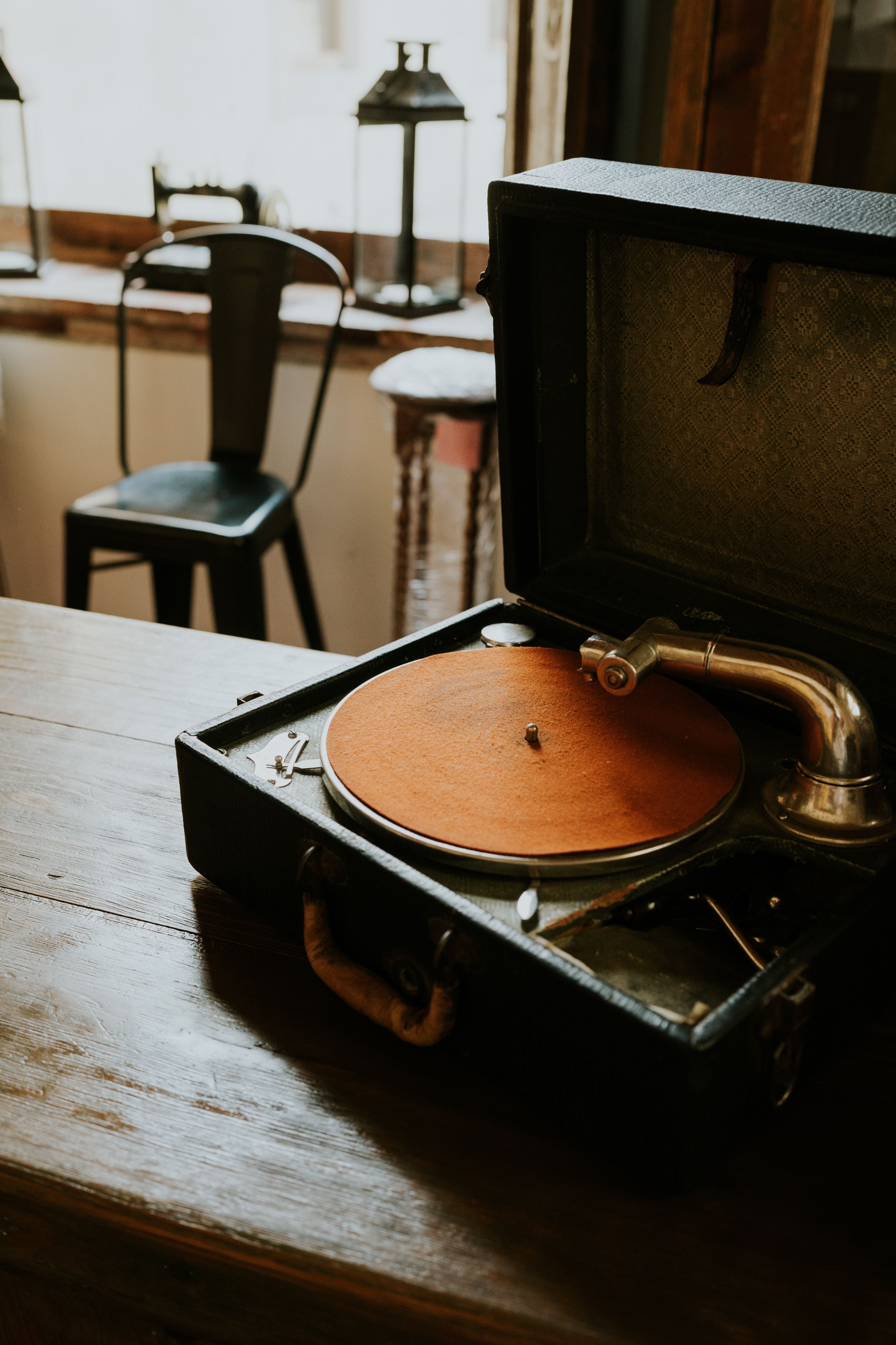 Vintage Gramophone on Table · Free Stock Photo