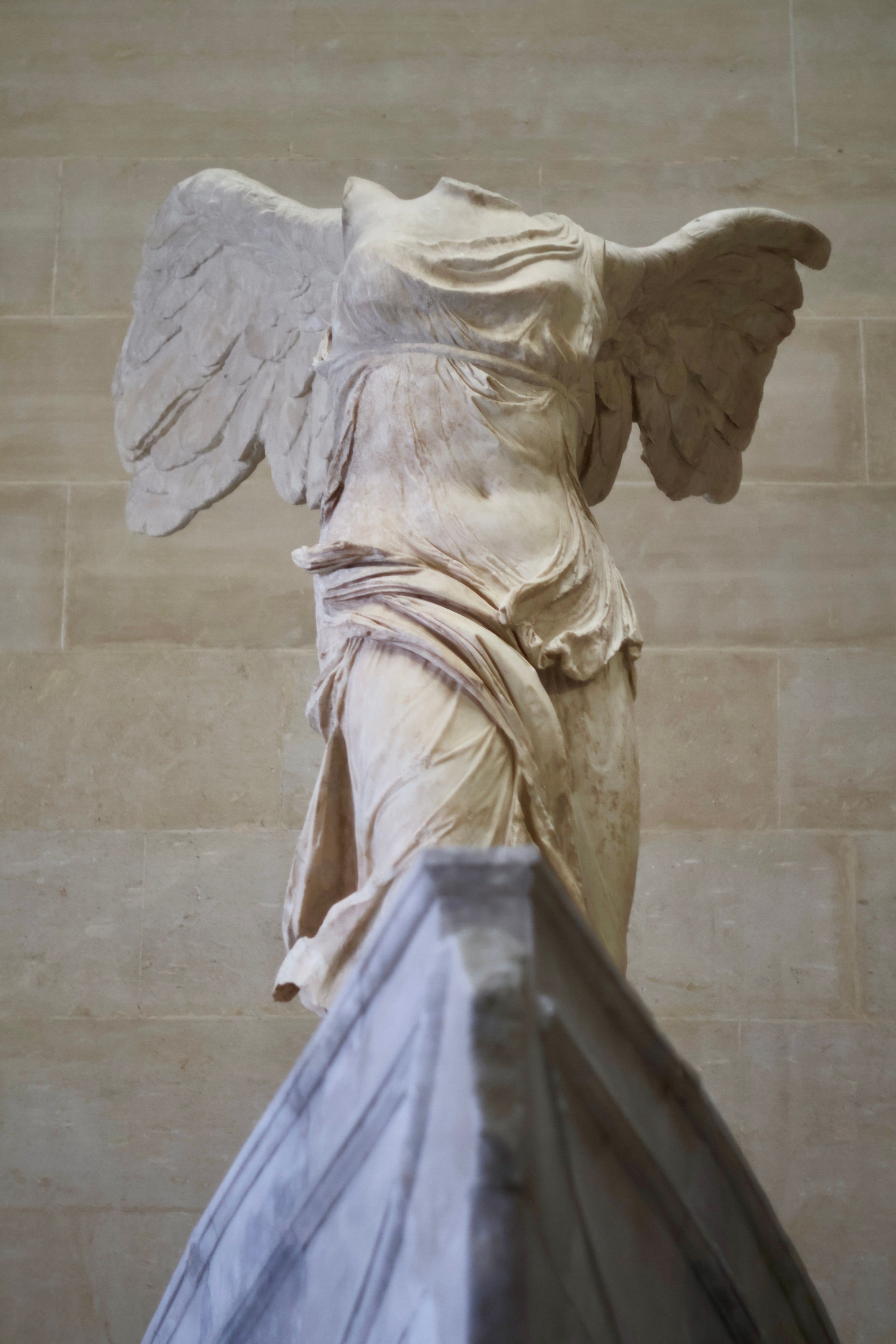Escultura Victoria Alada De Samotracia En El Museo Del Louvre · Foto de ...