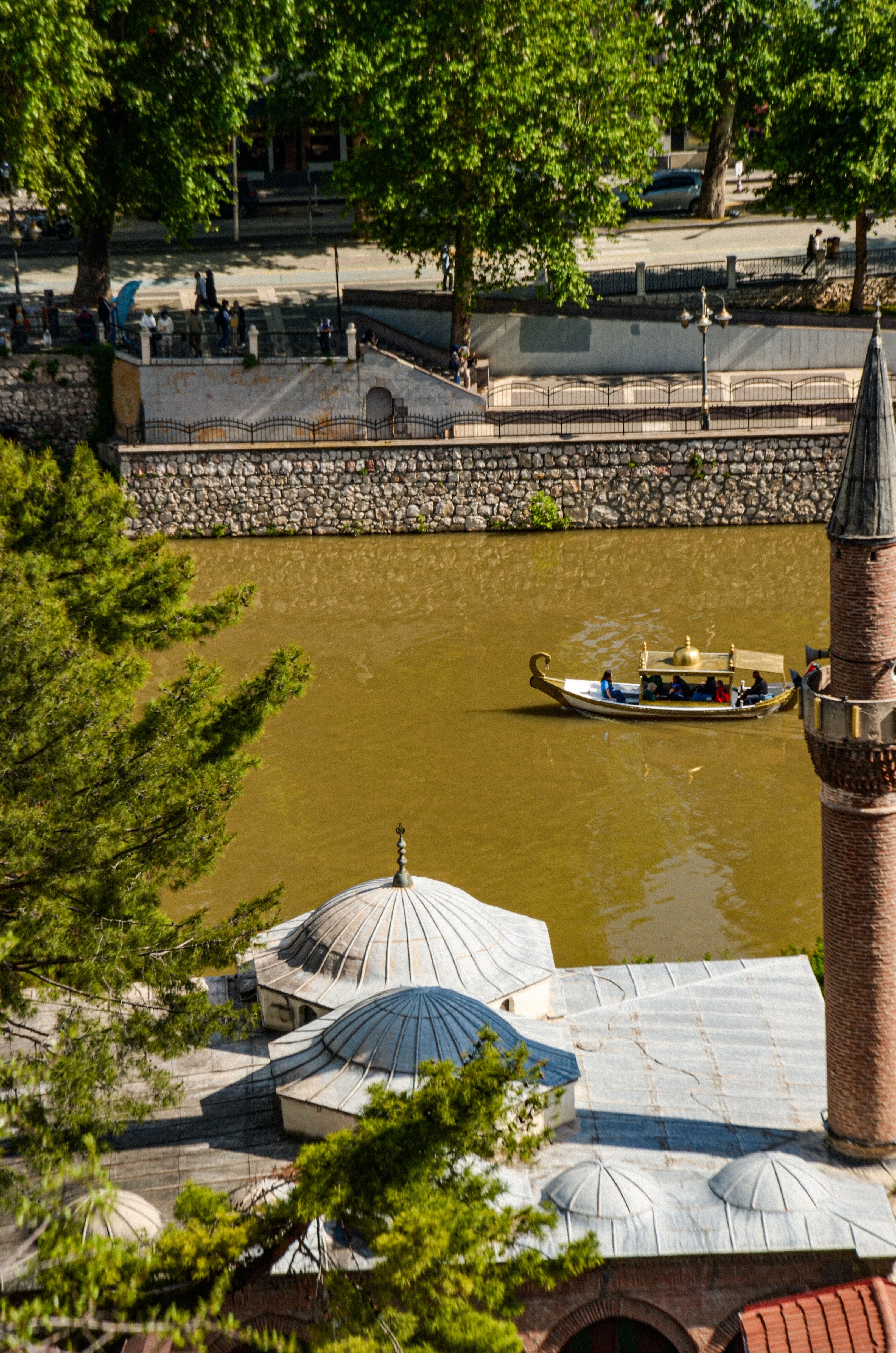 Boat on River by Mosque · Free Stock Photo