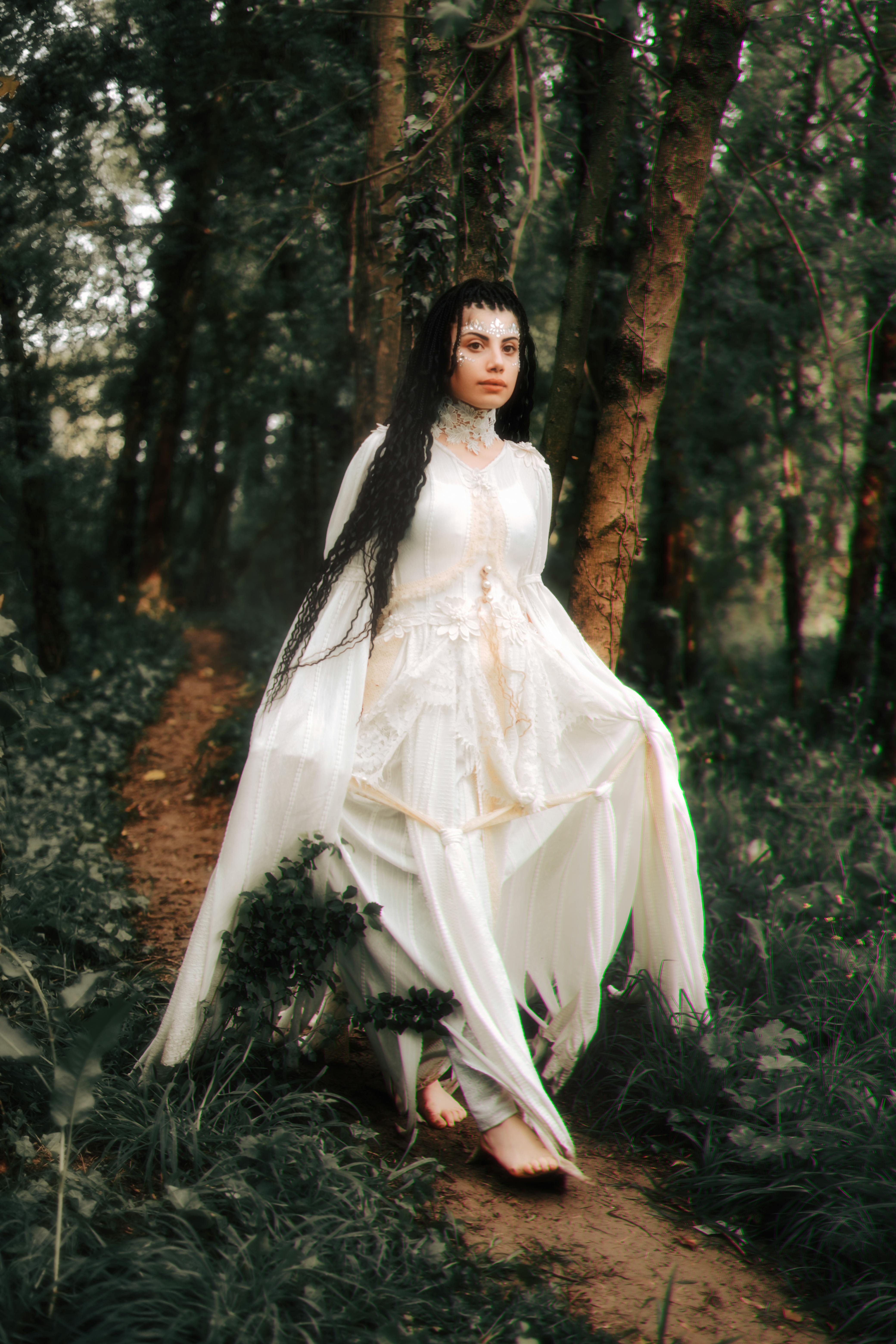 Foto de stock gratuita sobre bonita, bonito, bosque, descalzo ...