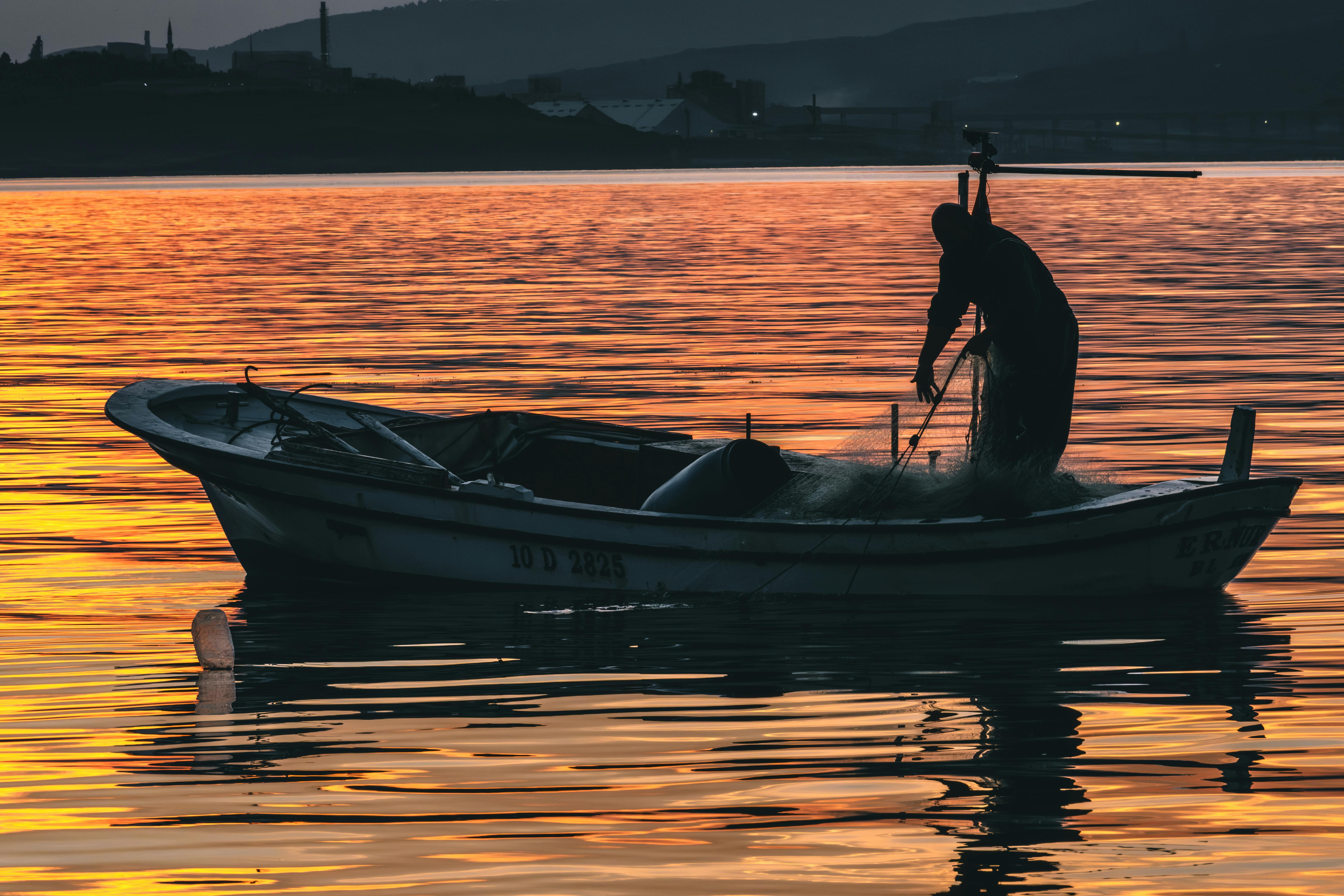 Pessoas Pescando Usando Rede No Oceano · Foto profissional gratuita