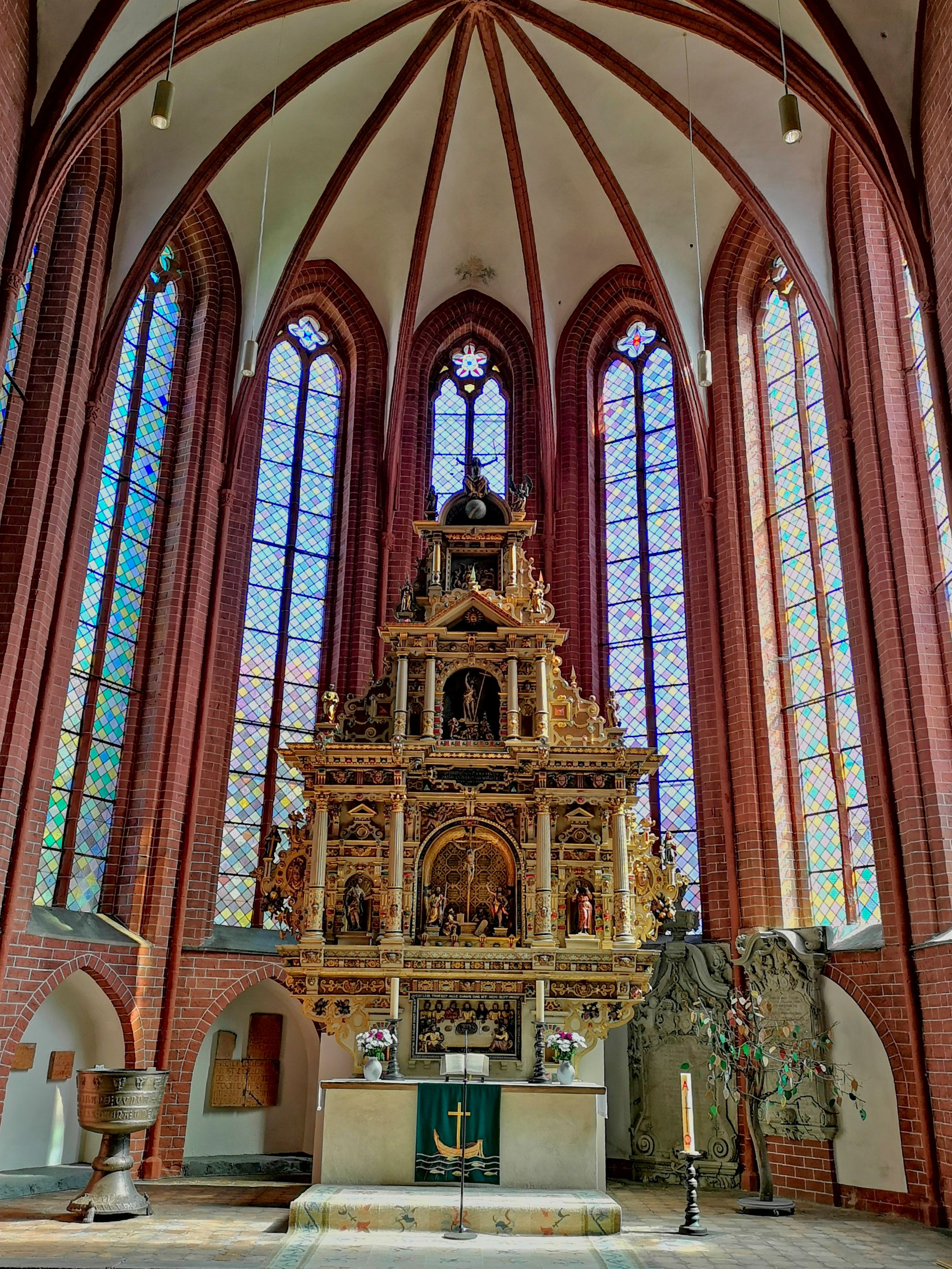 Low Angle Shot of an Altar · Free Stock Photo