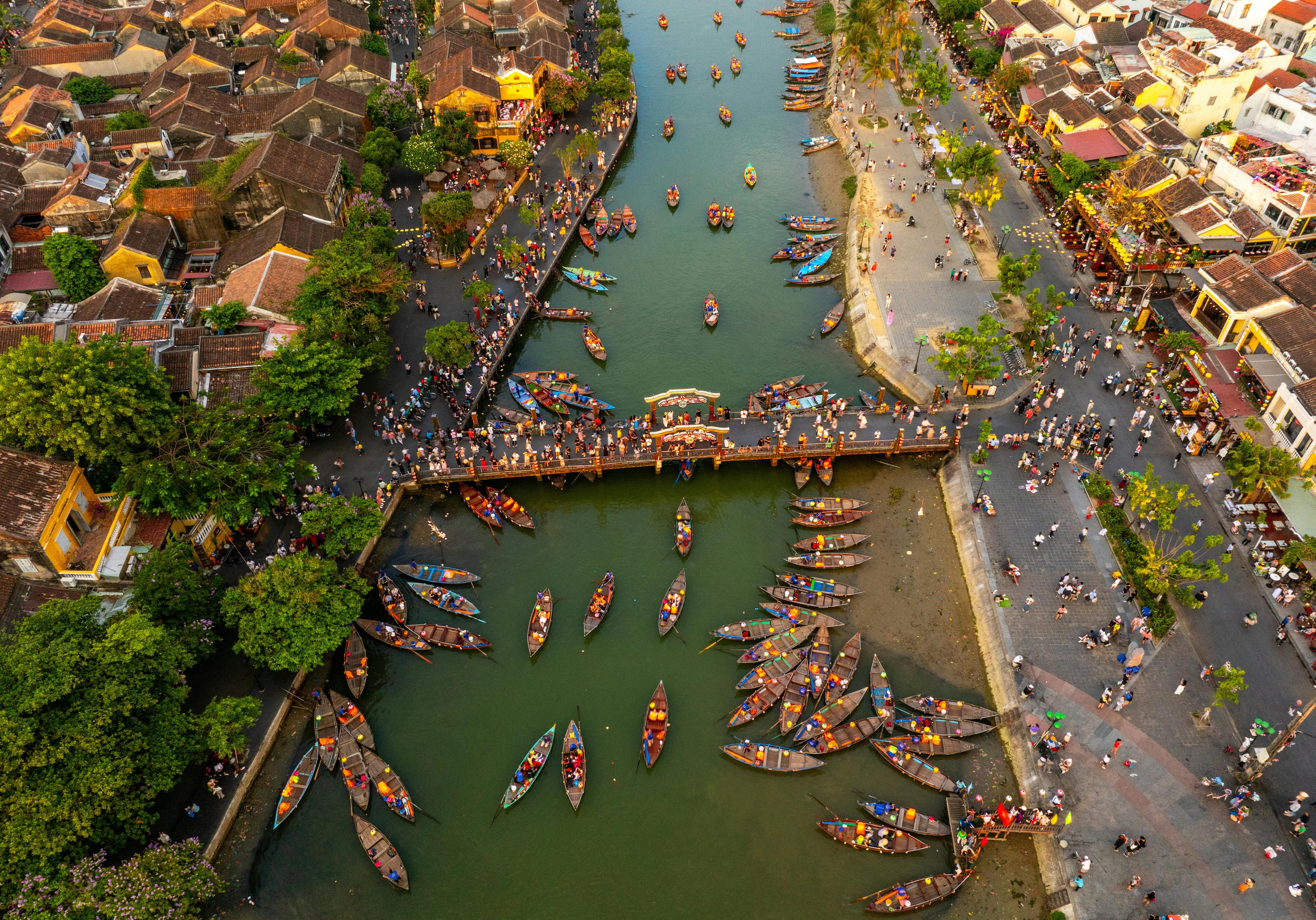 Boats on River in Town · Free Stock Photo