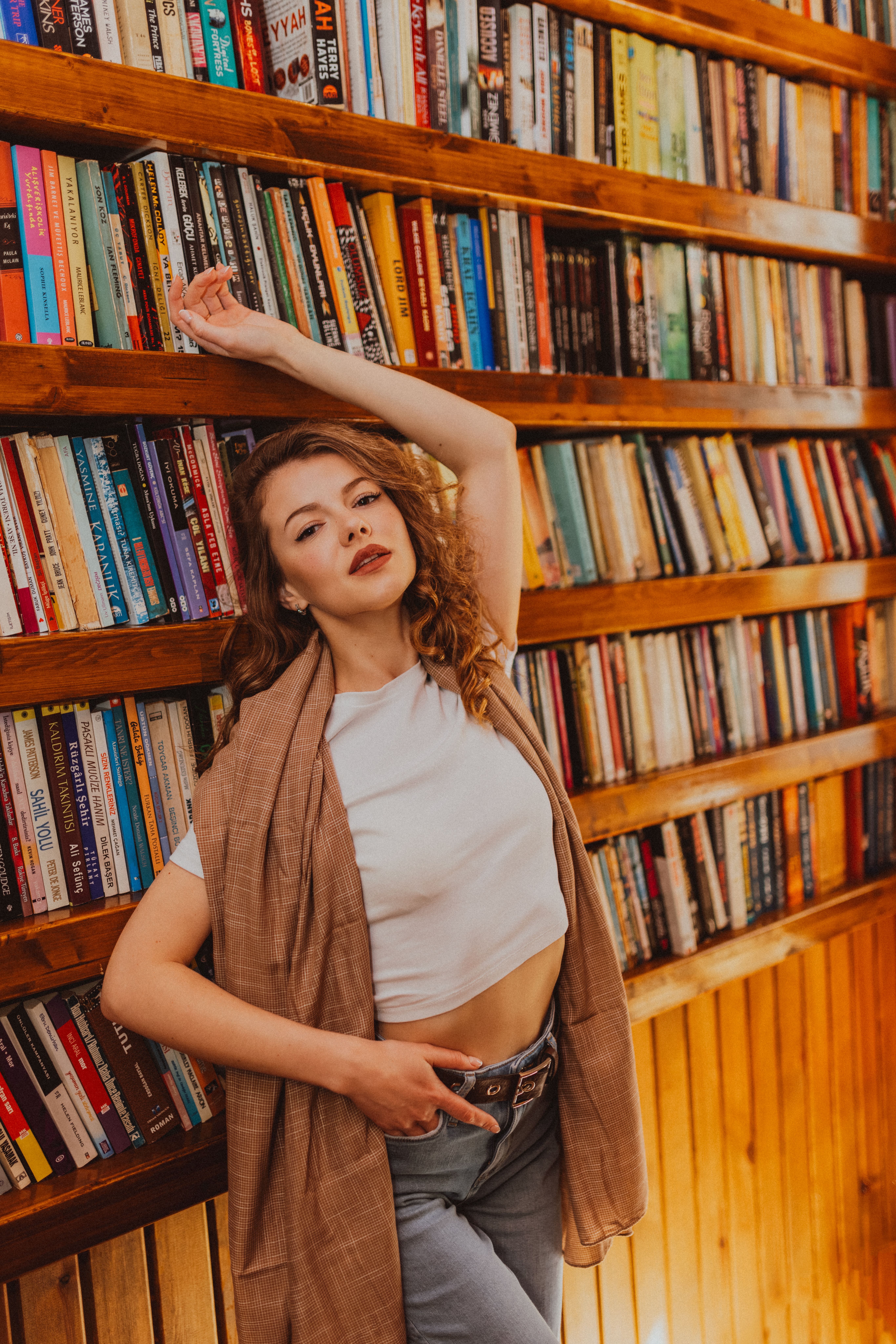 Foto de stock gratuita sobre biblioteca, brazo levantado, chal, de pie ...