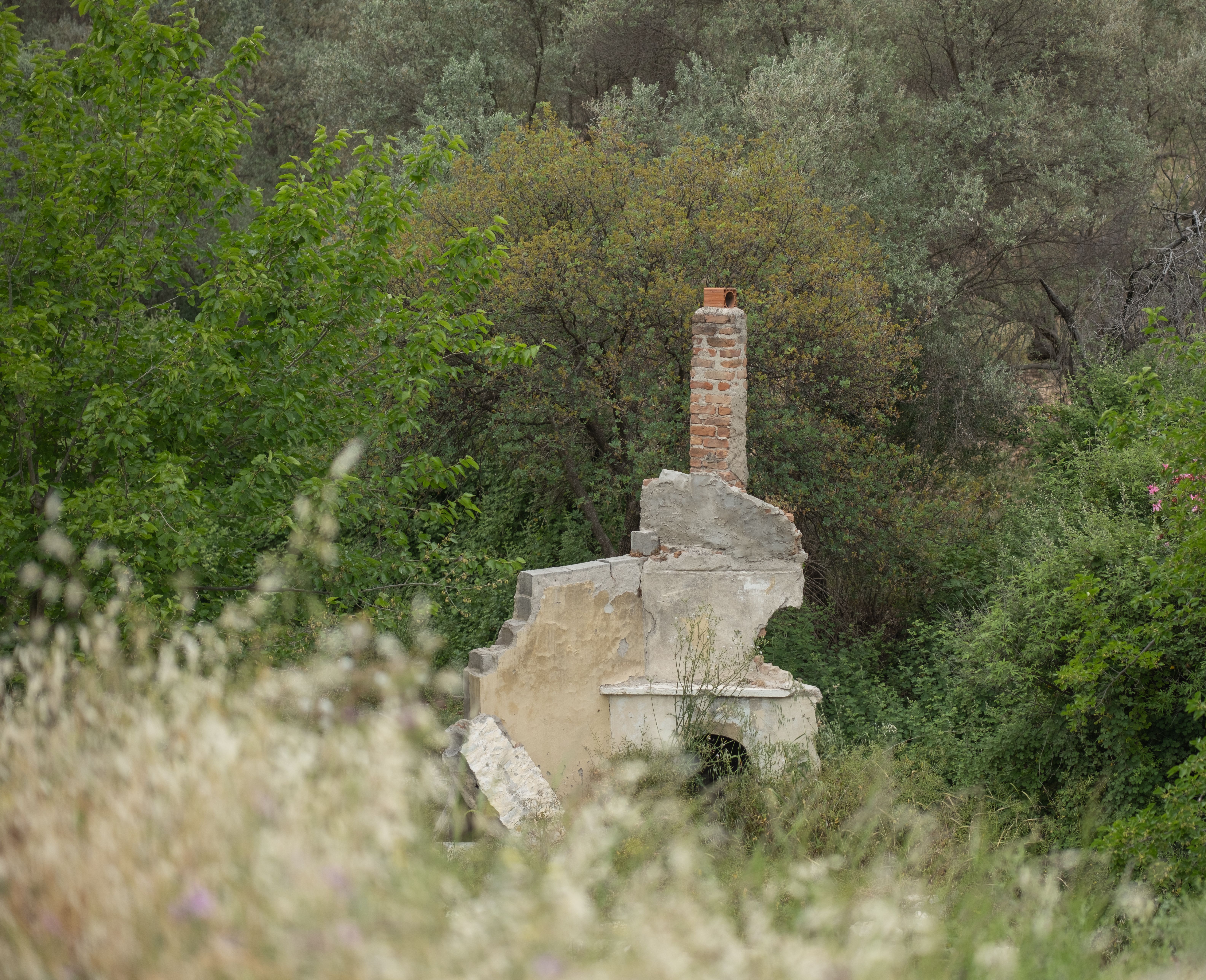 A small brick chimney in the middle of a field · Free Stock Photo