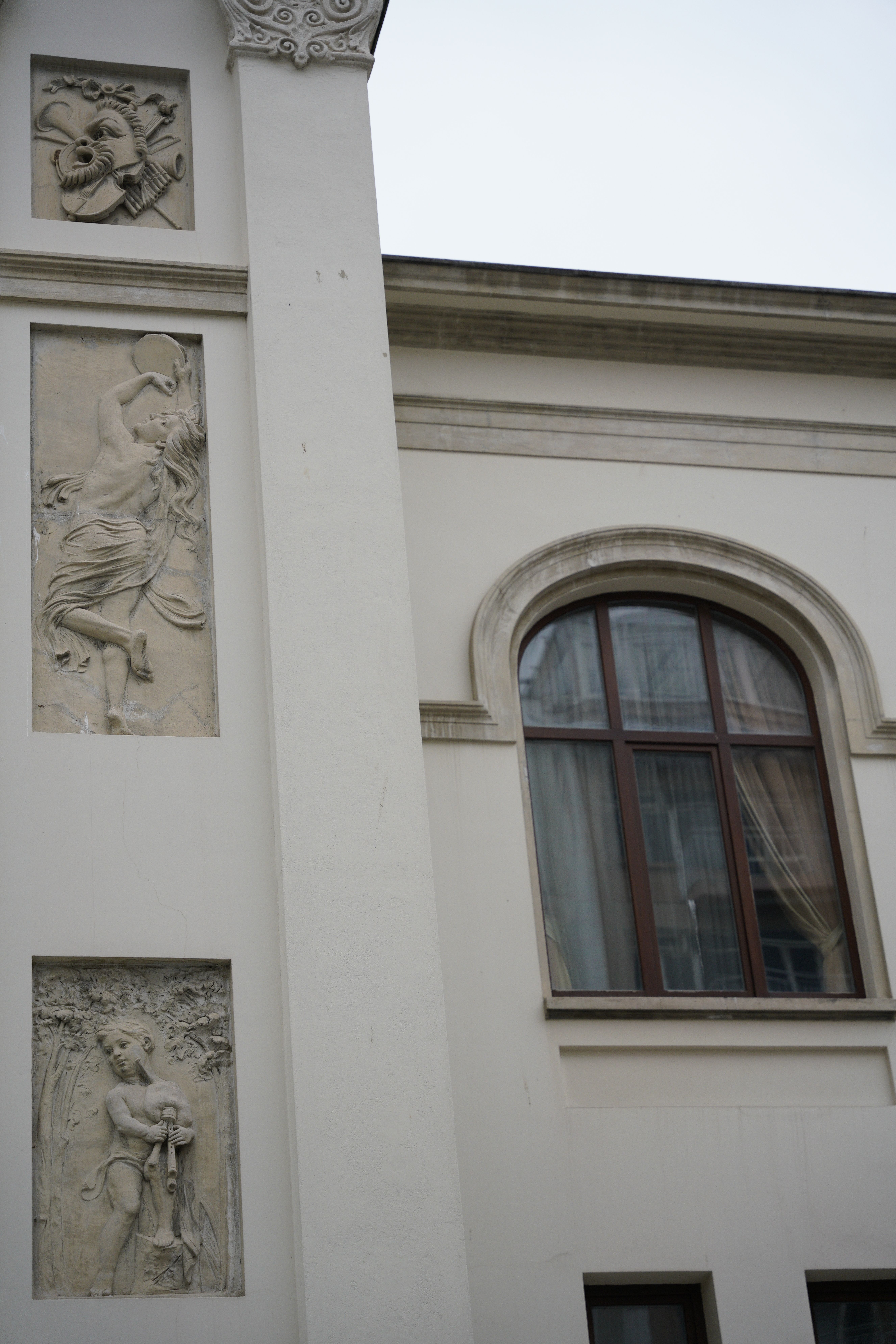 A building with a white facade and decorative carvings · Free Stock Photo