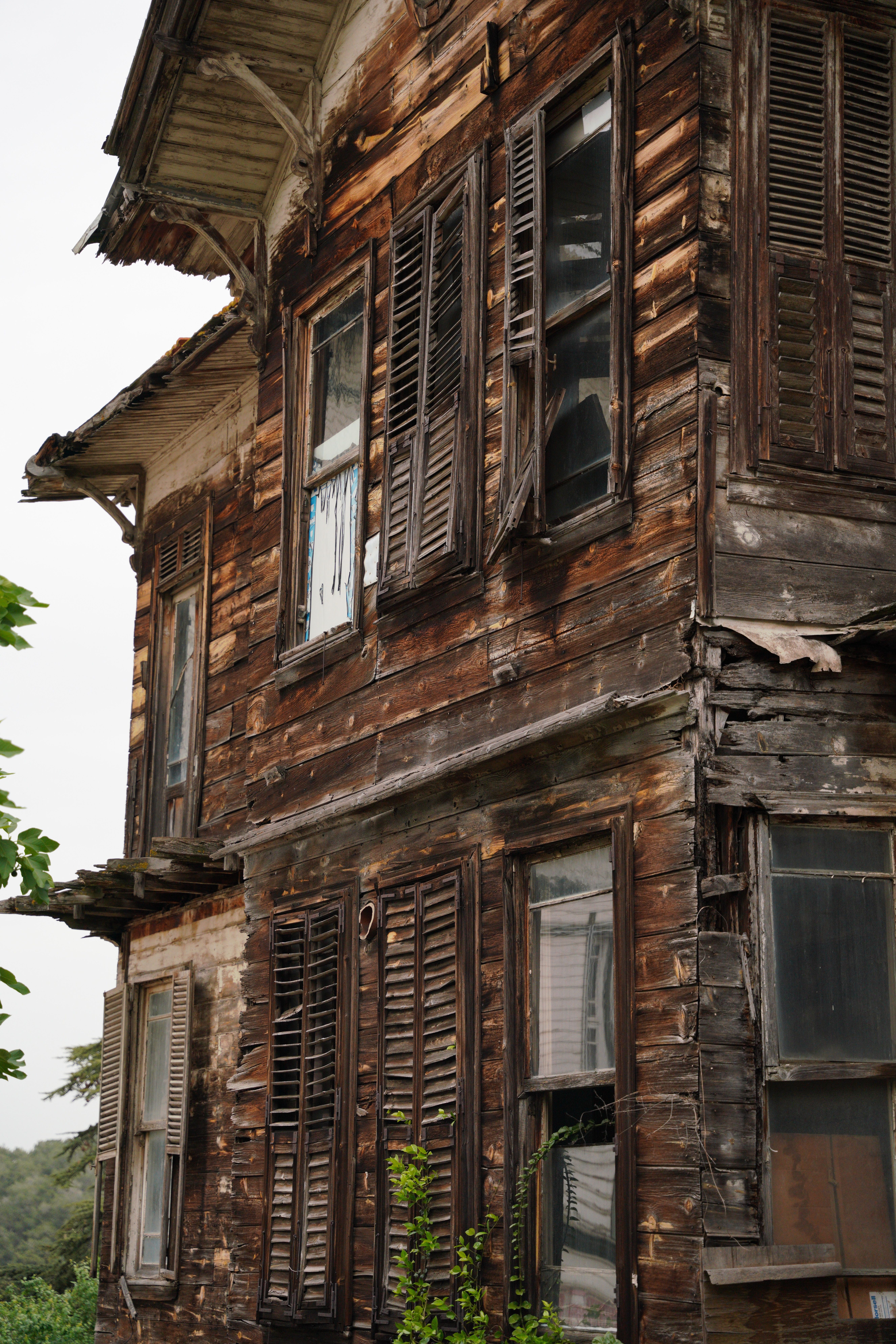 Exterior of an Abandoned House · Free Stock Photo