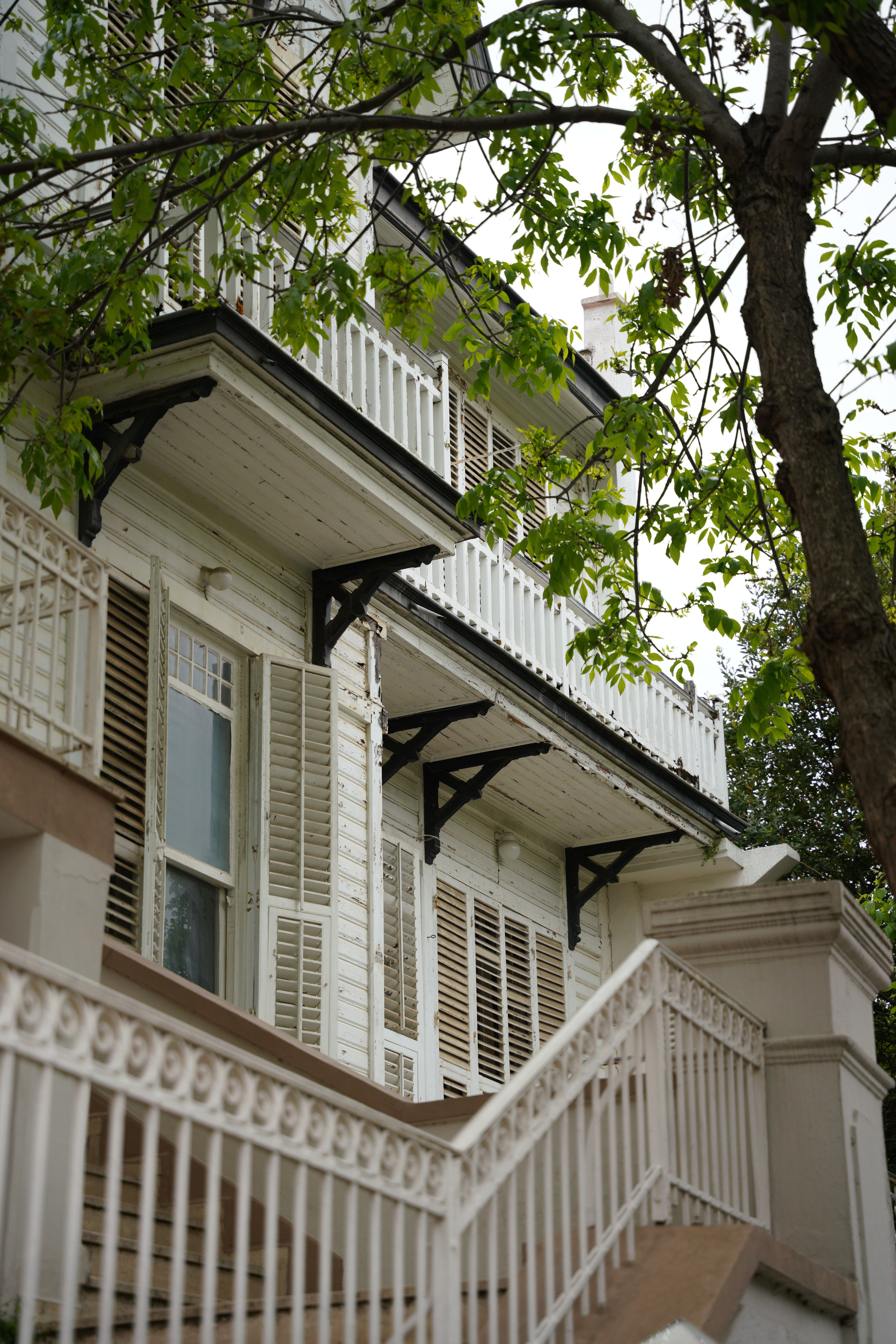 White Mansion House Building · Free Stock Photo
