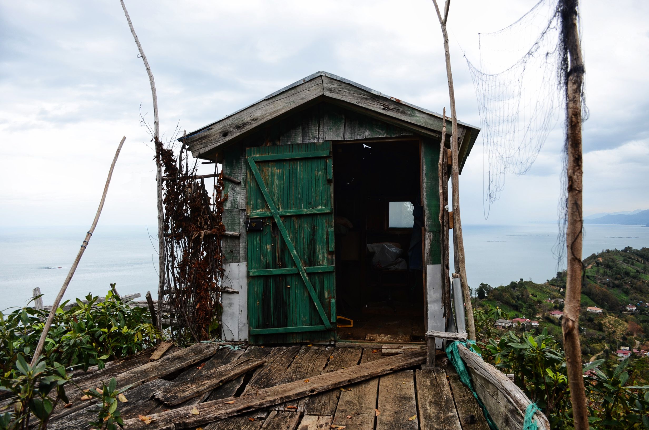 Abandoned Hilltop Shack · Free Stock Photo