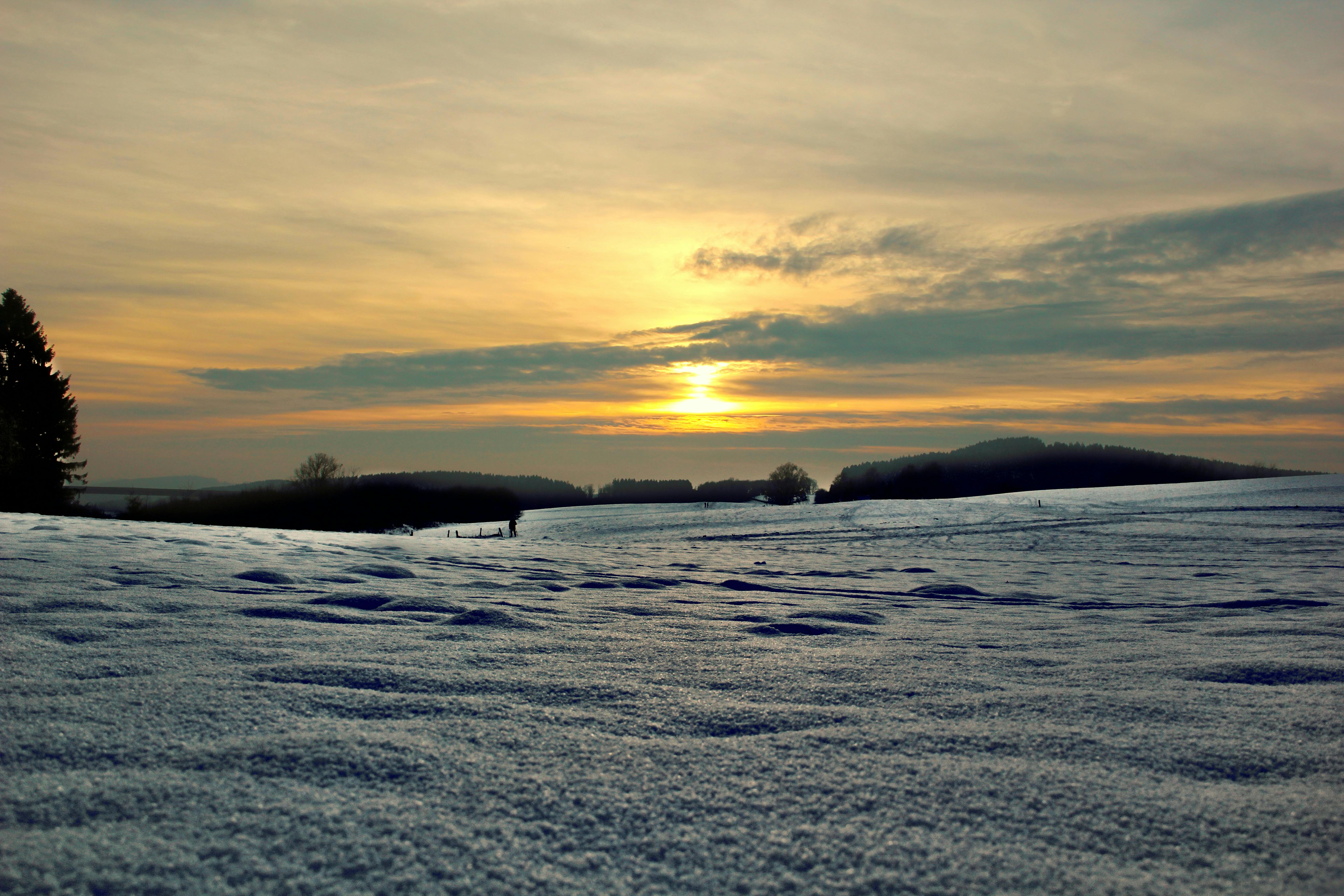 Scenic Sunset over Mountains in Winter · Free Stock Photo