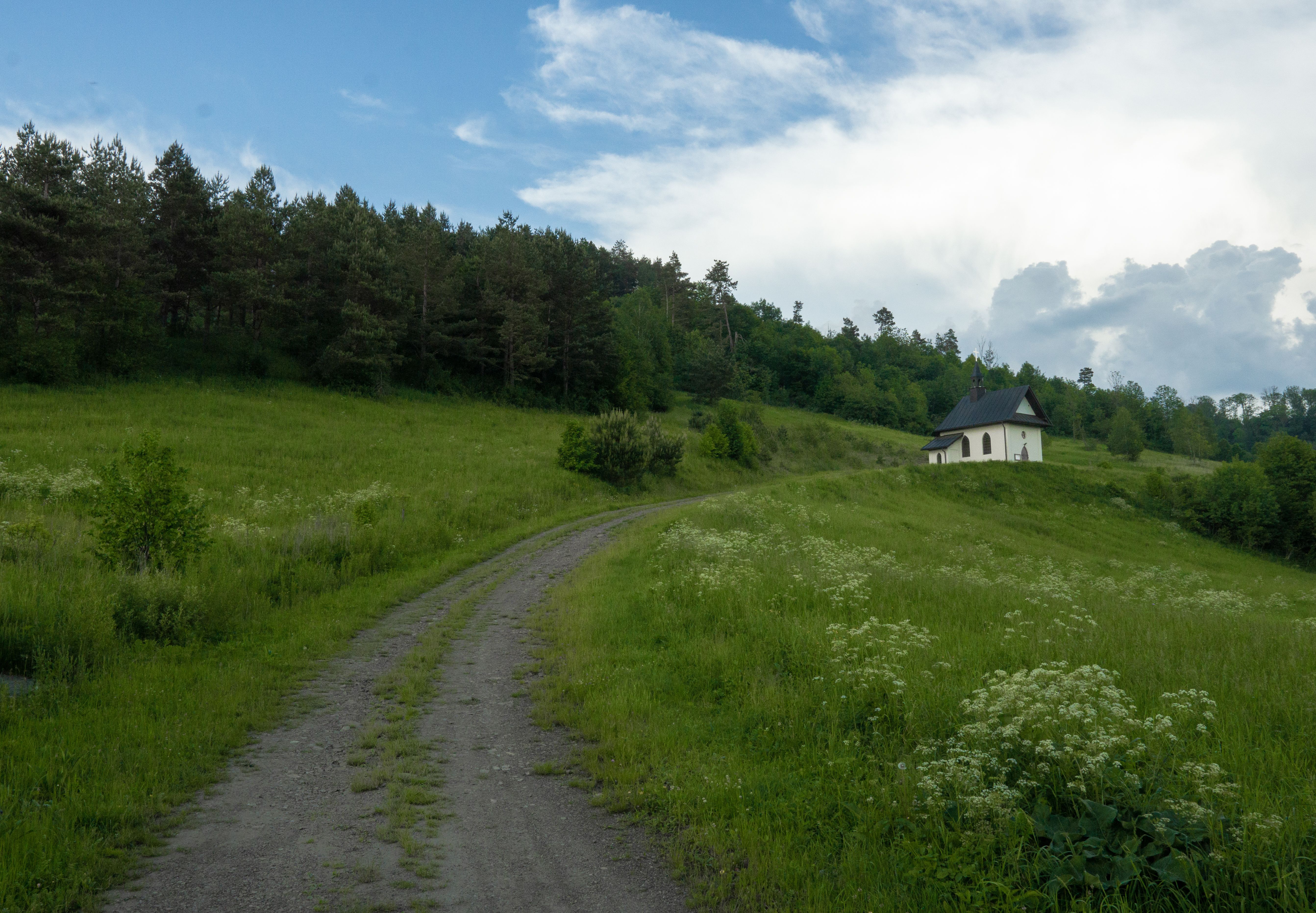 Building on Dirt Road in Countryside · Free Stock Photo