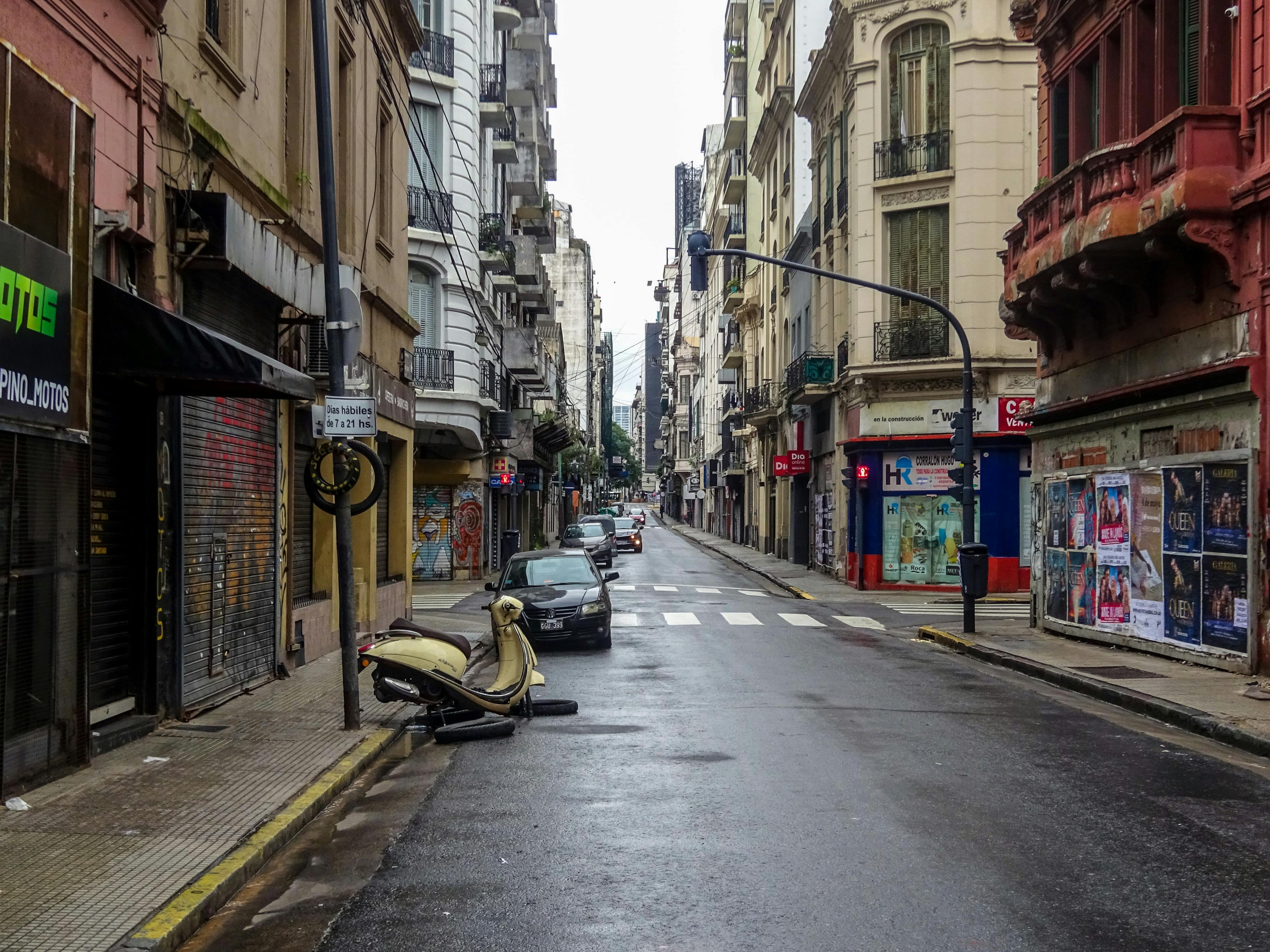 Narrow Street in City · Free Stock Photo