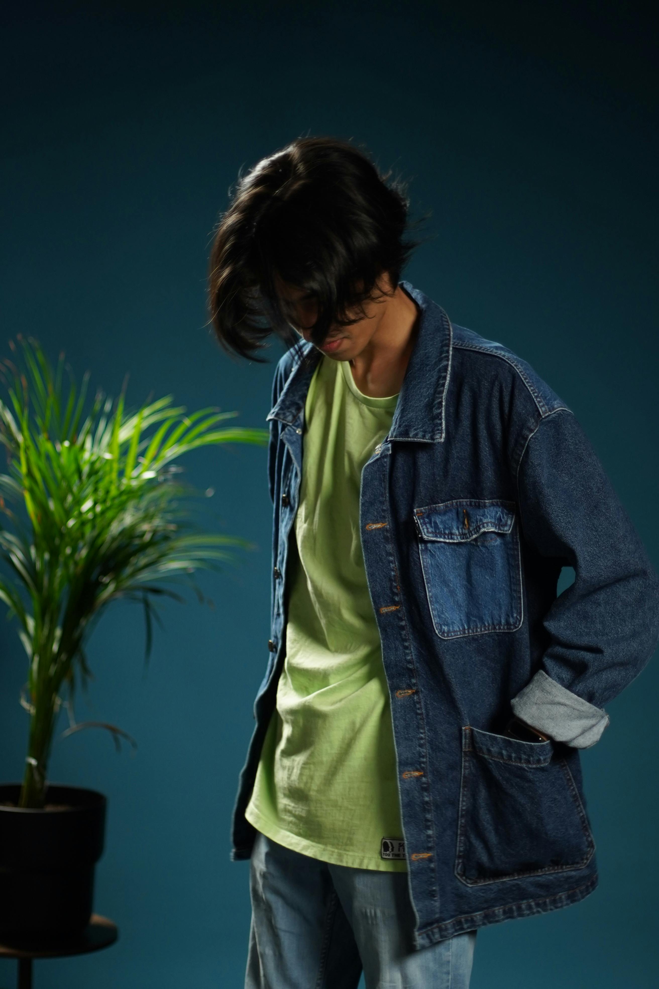 Foto profissional gratuita de fundo azul, jaqueta jeans, modelo, pessoa ...