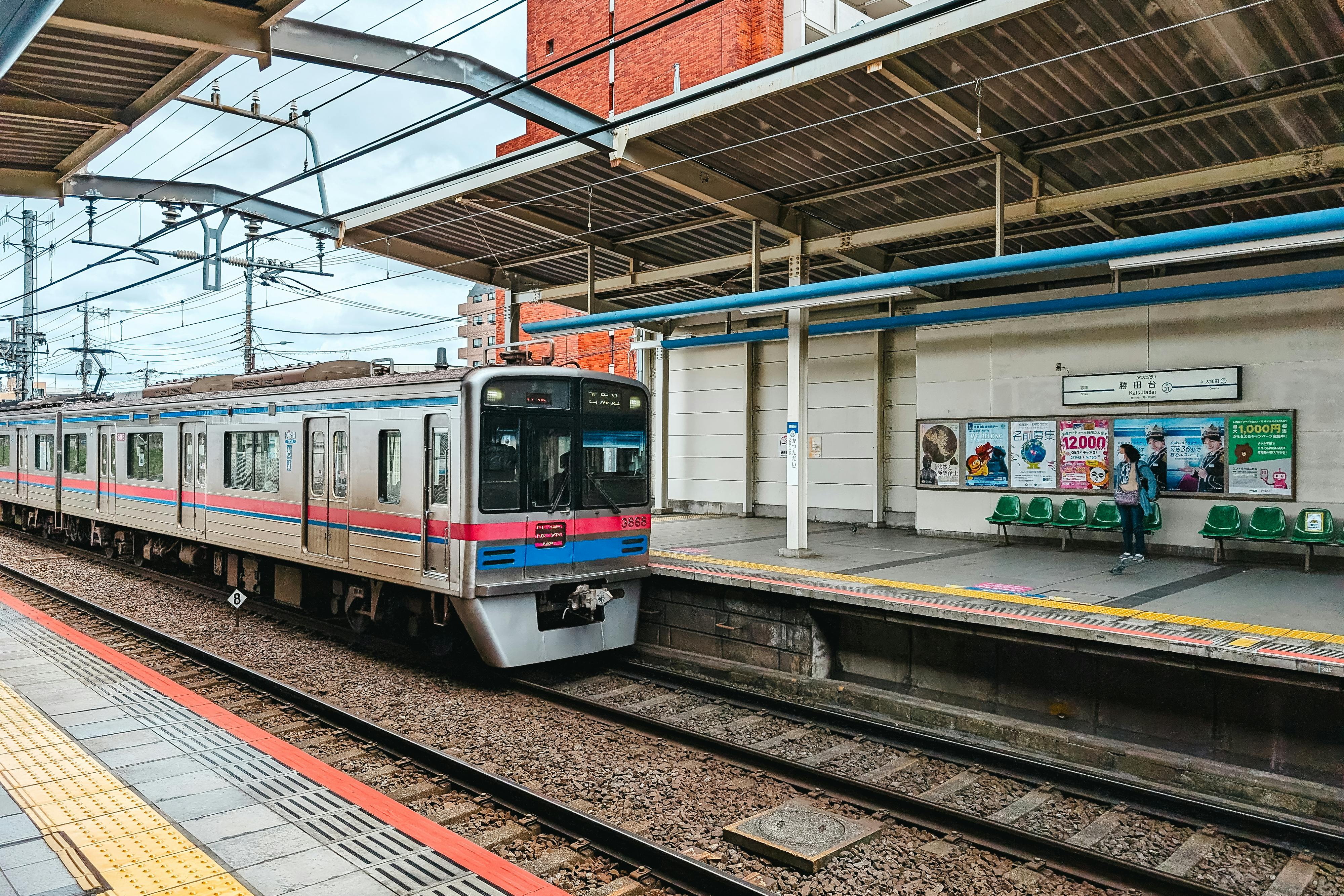 Passenger Train at the Platform of the Railway Station · Free Stock Photo