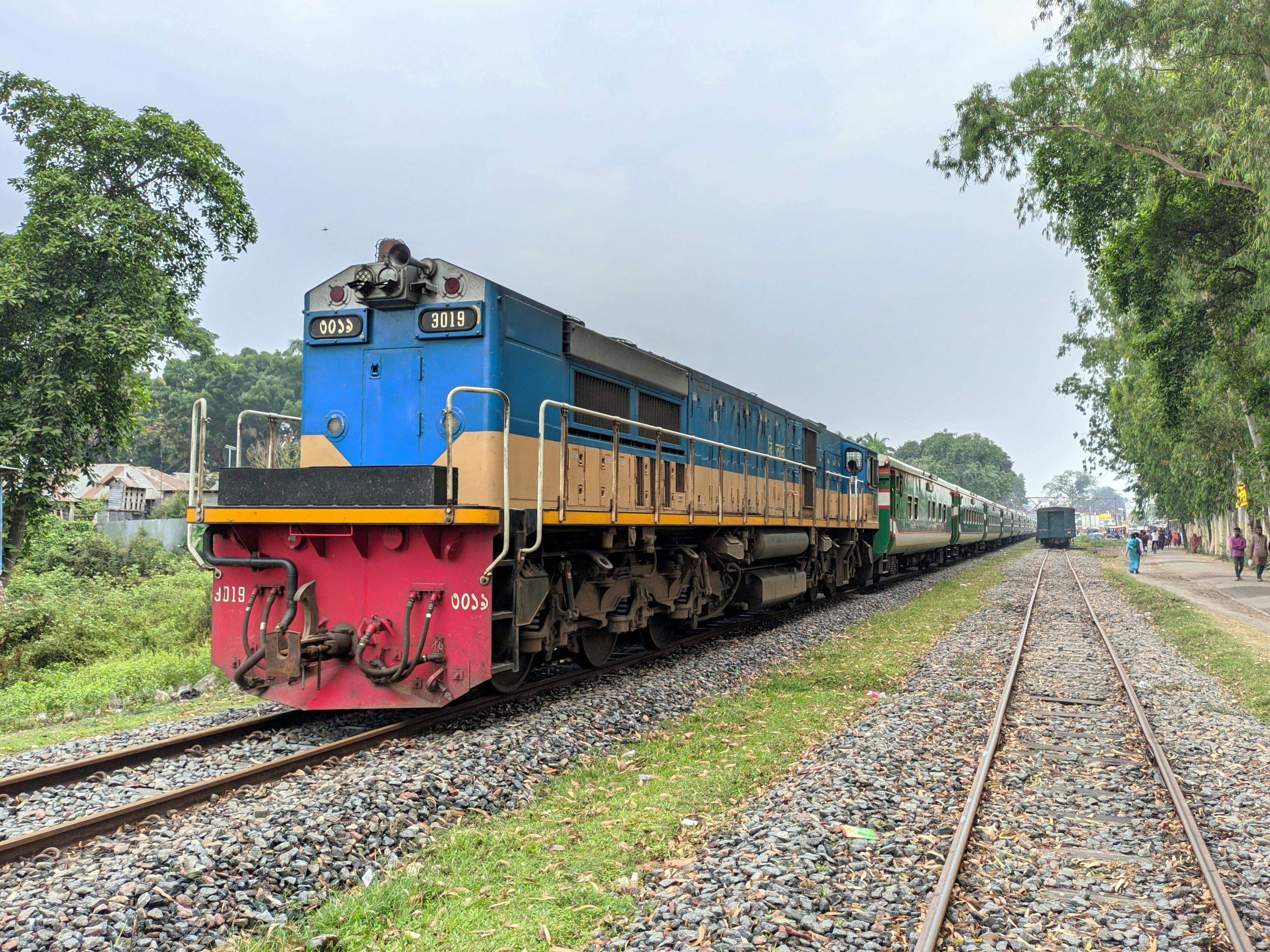 Trem De Bangladesh Lalmoni Express Sob A Ferrovia De Bangladesh (Br ...