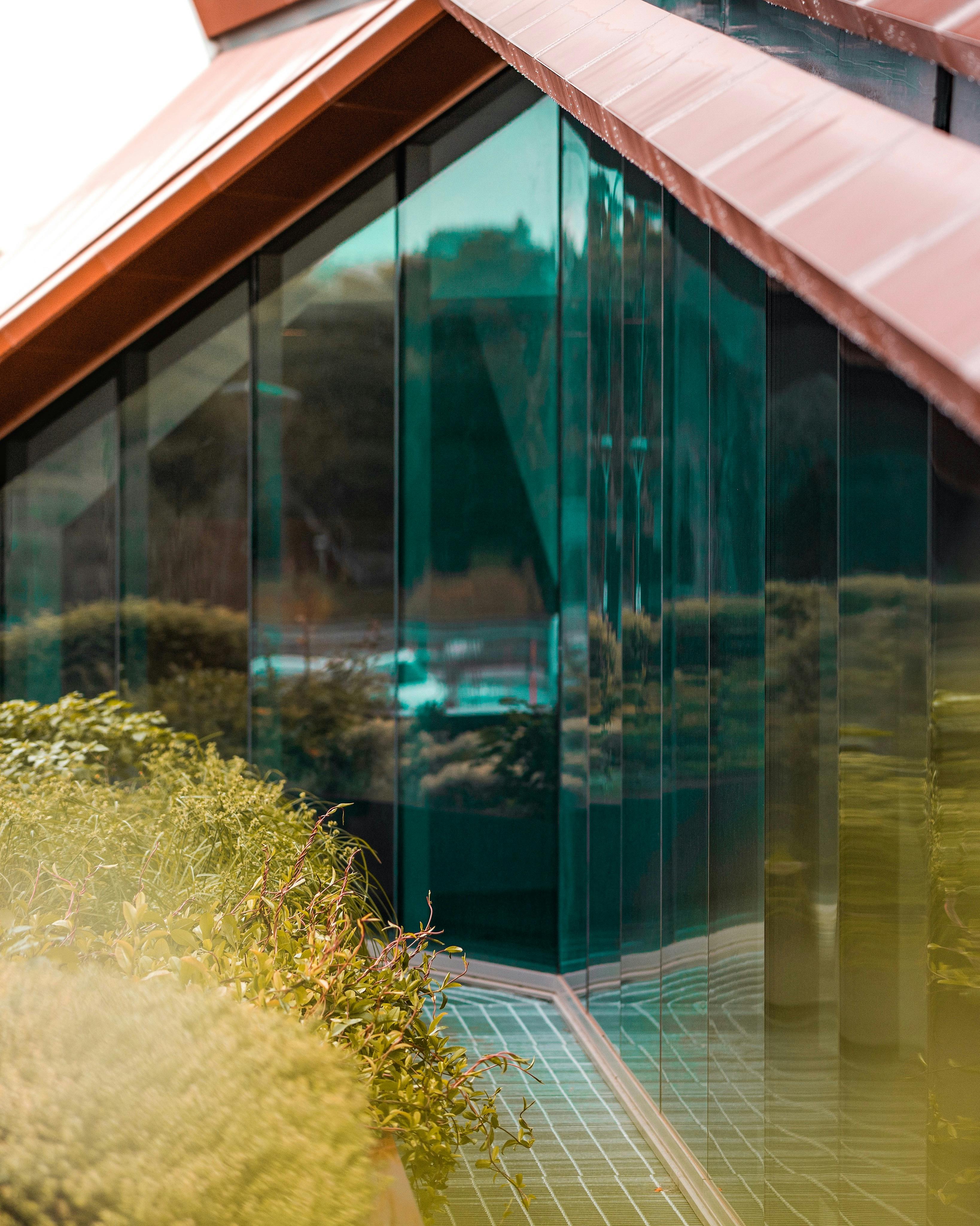 Building Wtth glass front · Free Stock Photo