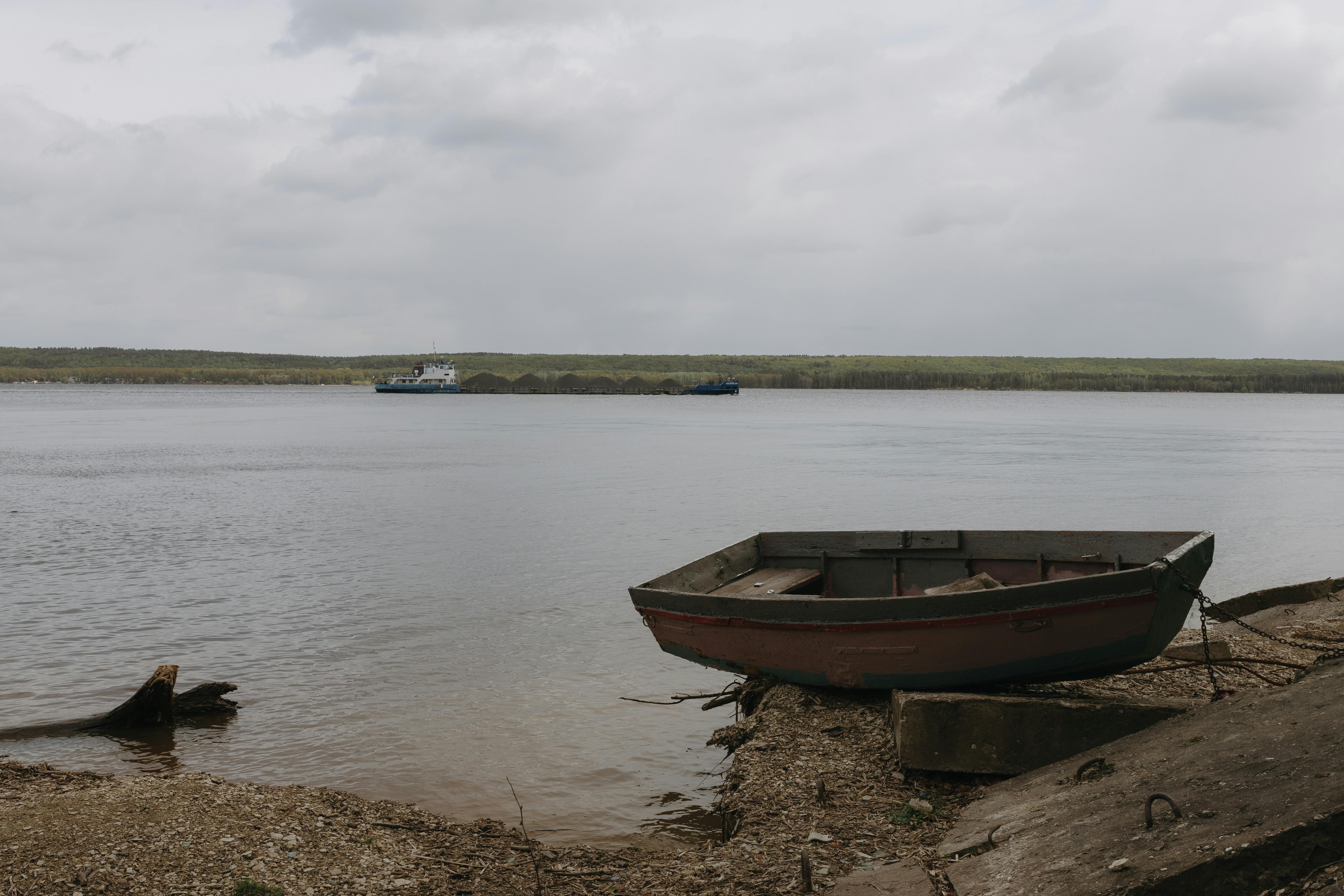Empty Boat on Beach · Free Stock Photo