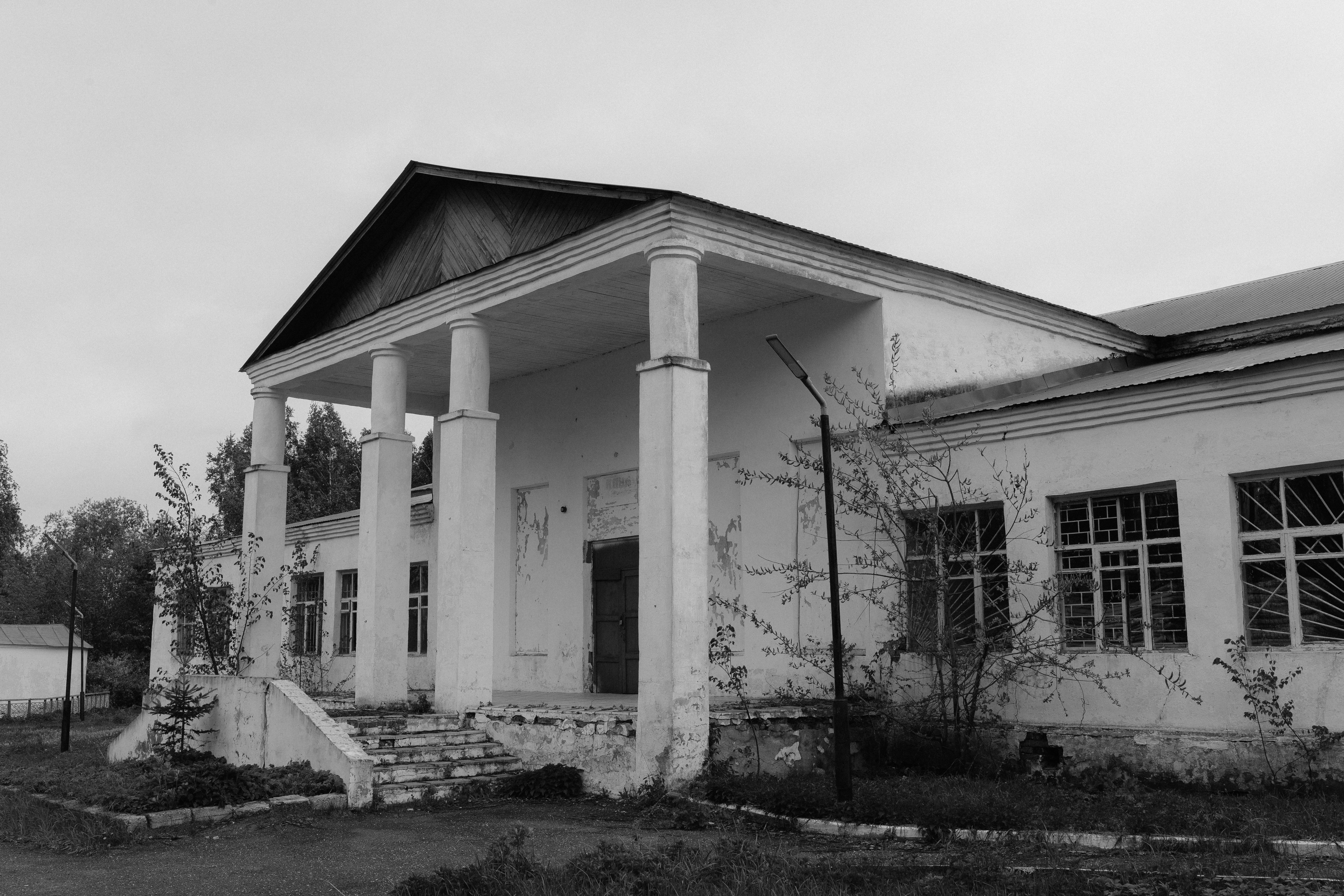 Facade Colonnade of Vintage Mansion · Free Stock Photo