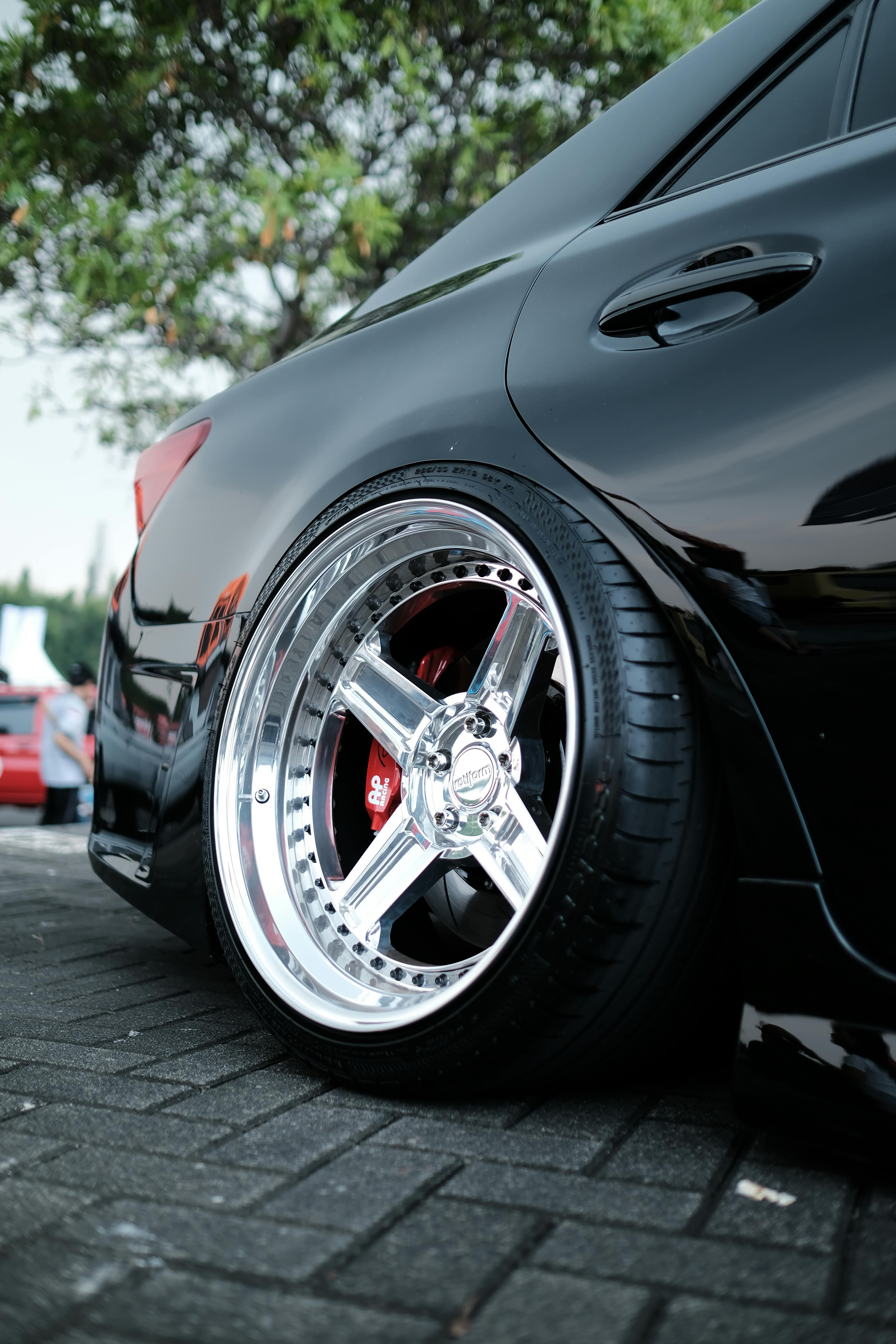A close up of a car with rims · Free Stock Photo