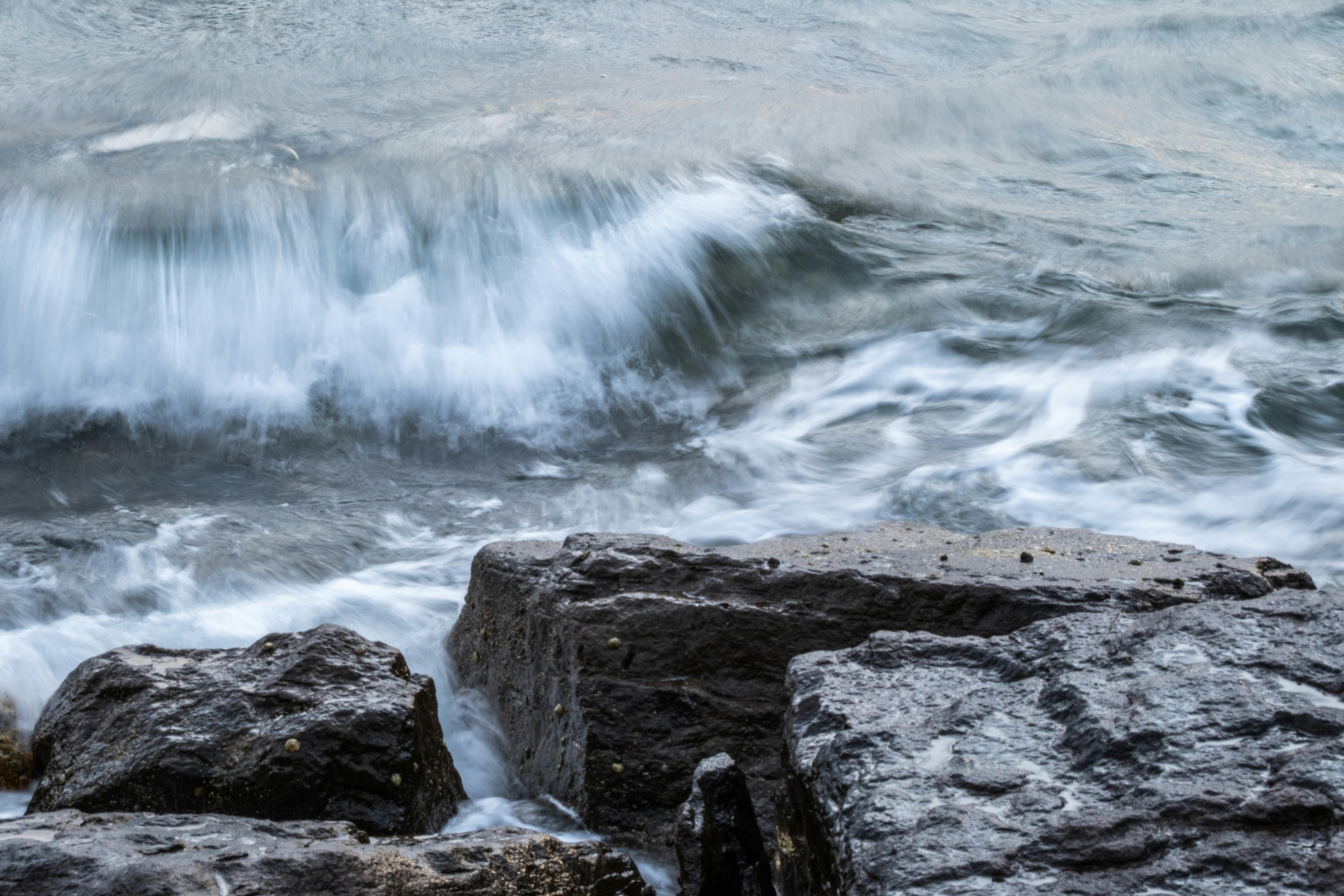 Wave Crushing on Rocks on Seashore · Free Stock Photo