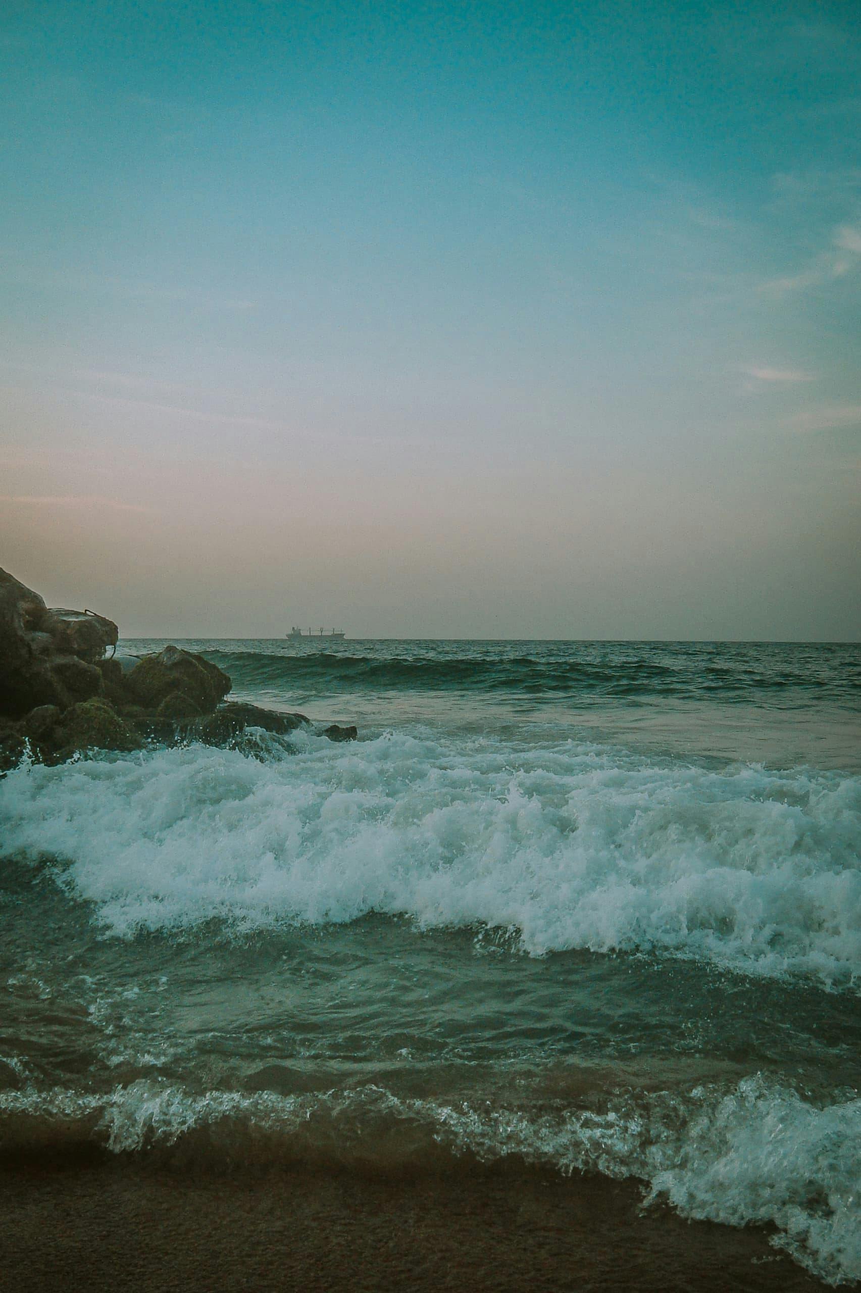 Choppy Waves by Beach · Free Stock Photo