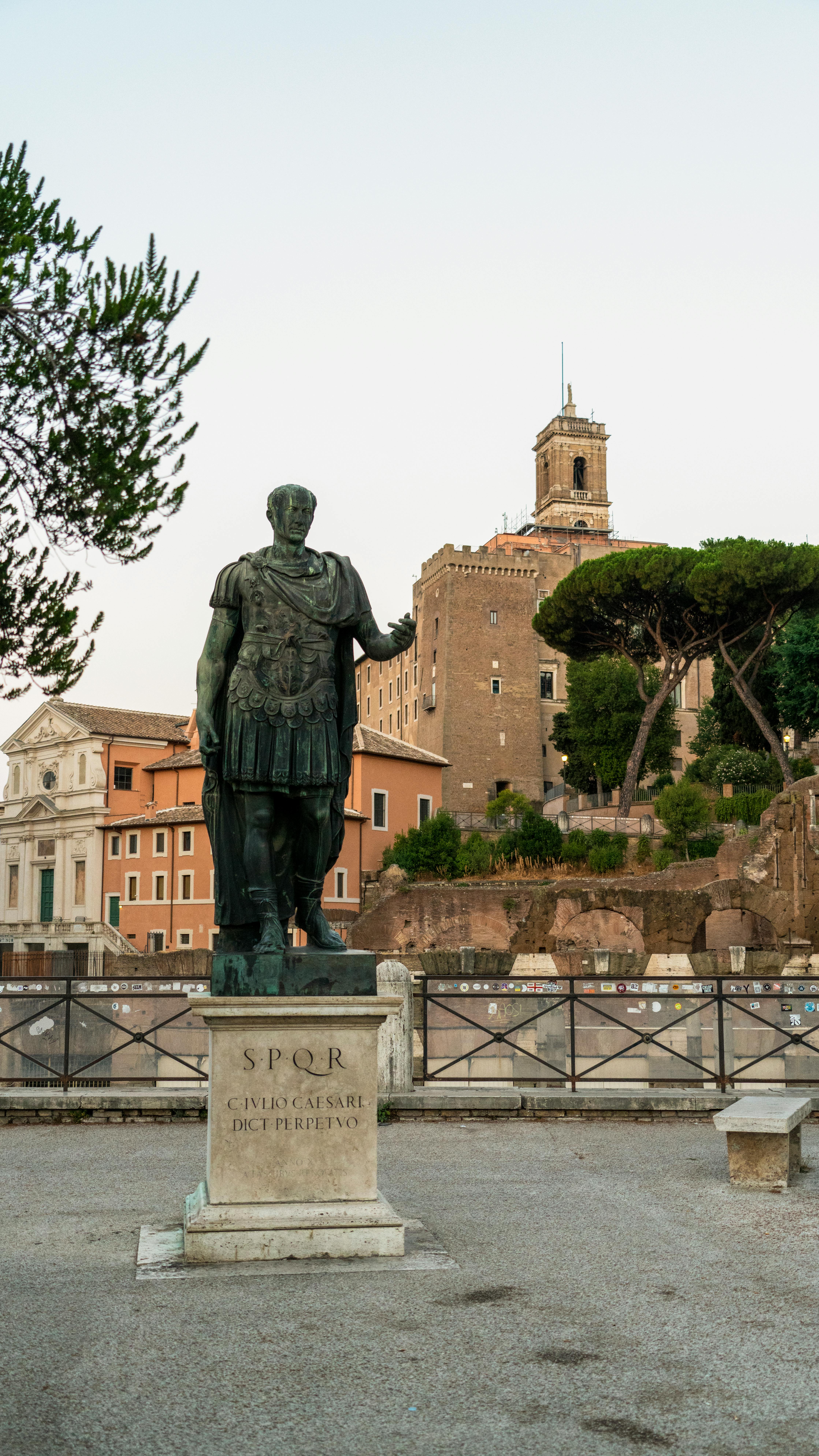 Ancient Roman Statue in Rome with Historic Architecture · Free Stock Photo