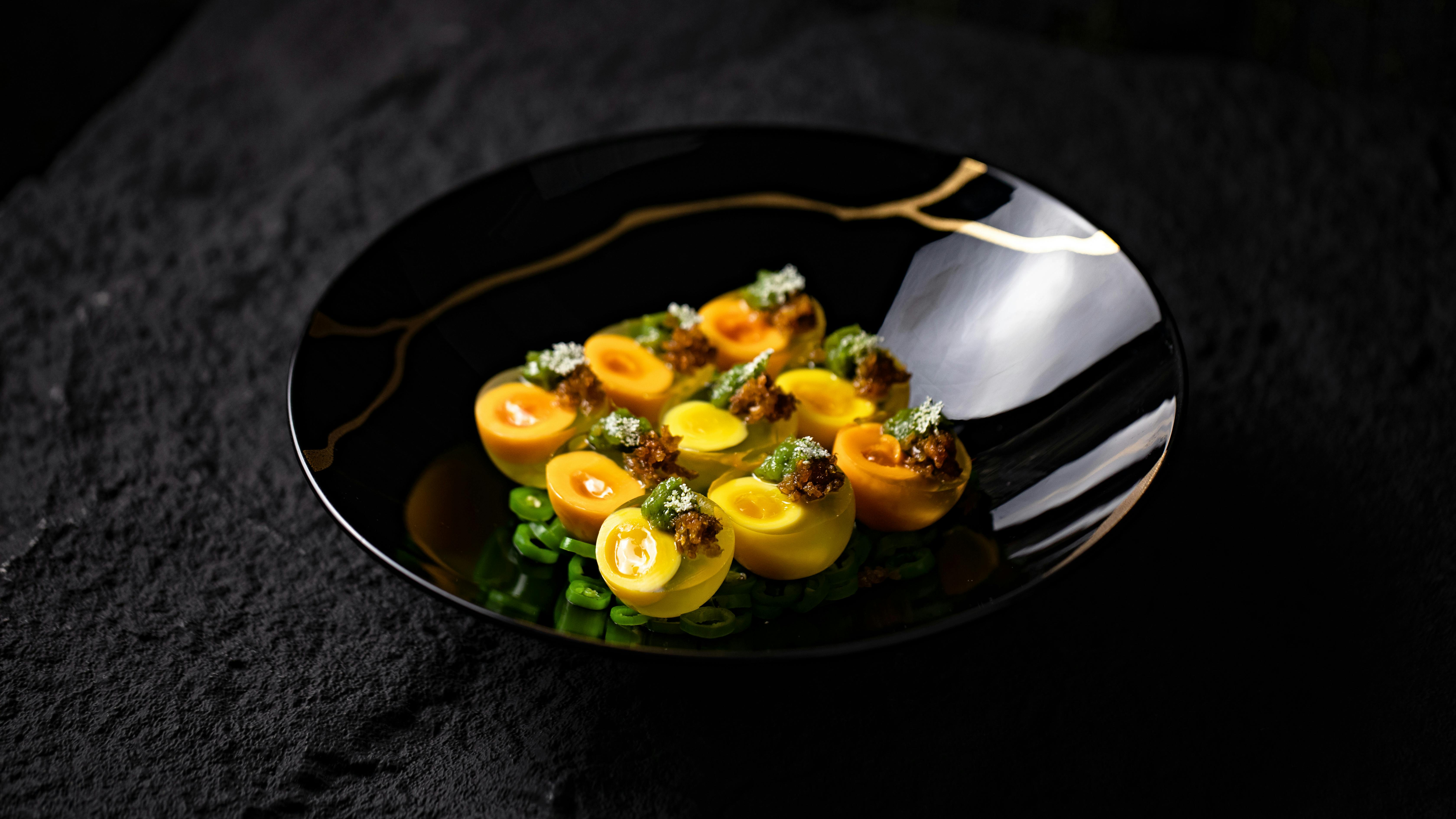 Fish Served with Lemons in a Restaurant · Free Stock Photo