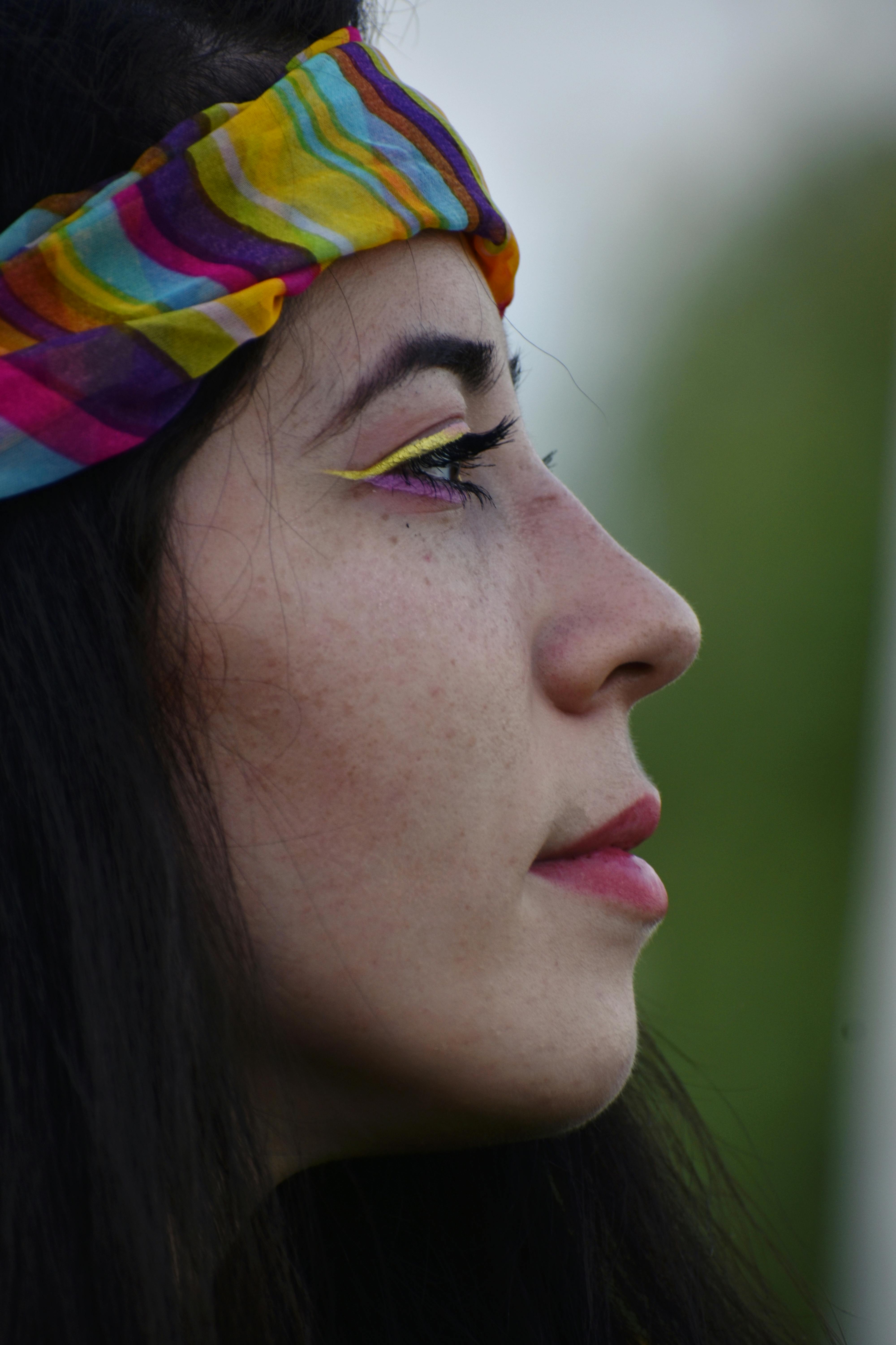 Woman facing sideways · Free Stock Photo