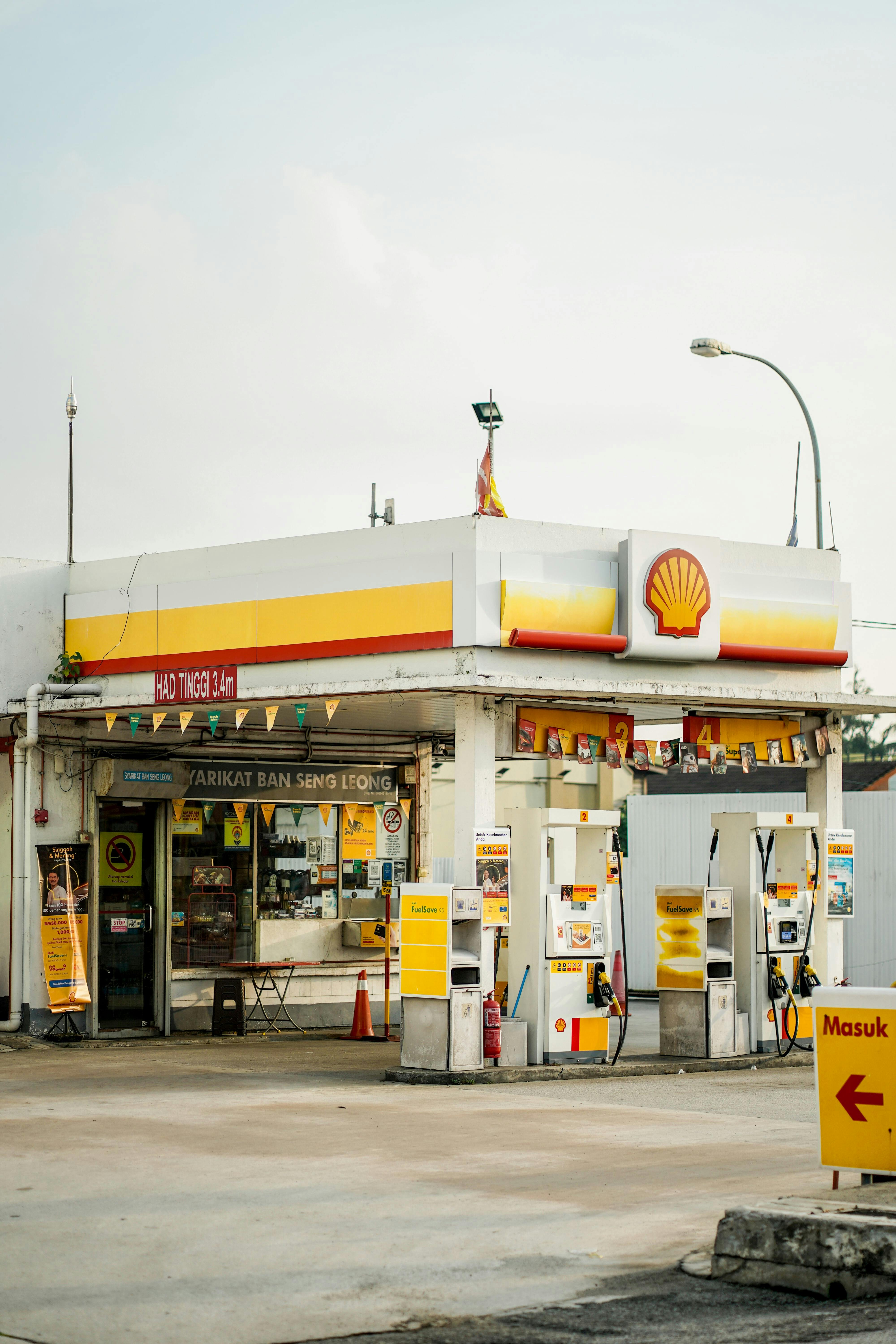 Shell Gas Station · Free Stock Photo
