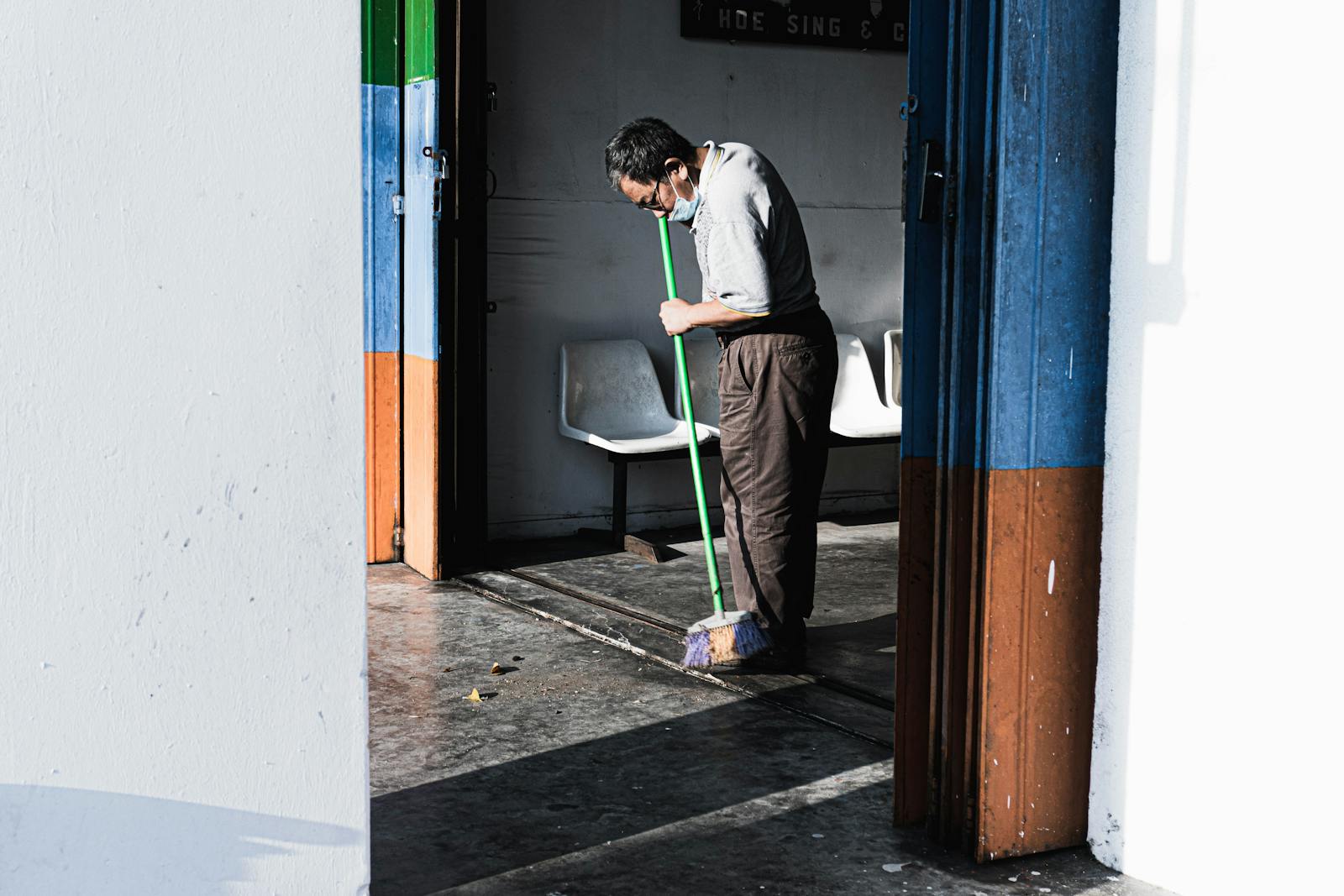 Man Cleaning Photos, Download The BEST Free Man Cleaning Stock Photos ...