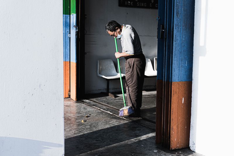 Man Cleaning Photos, Download The BEST Free Man Cleaning Stock Photos ...
