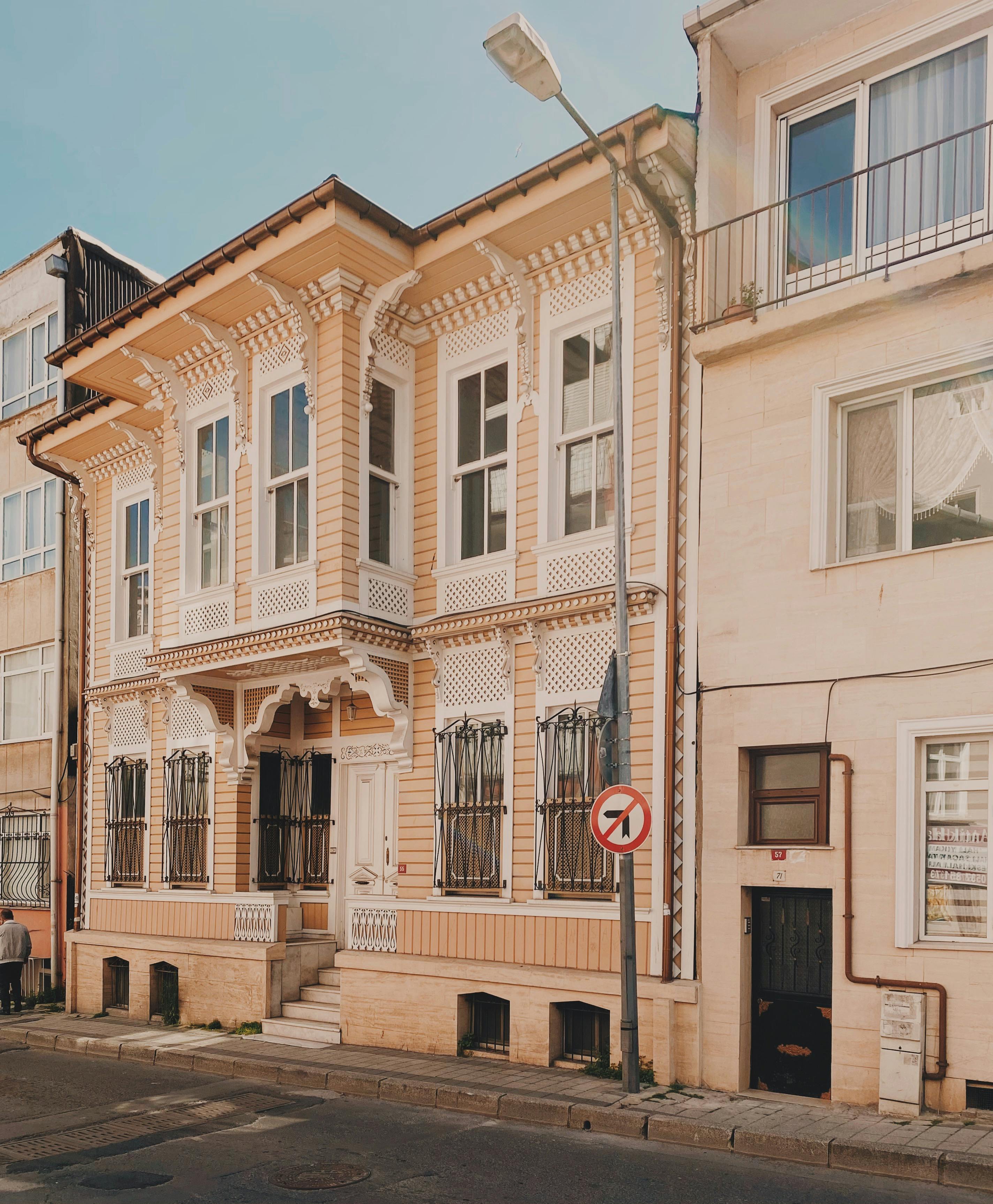 House on Street in City in Turkey · Free Stock Photo