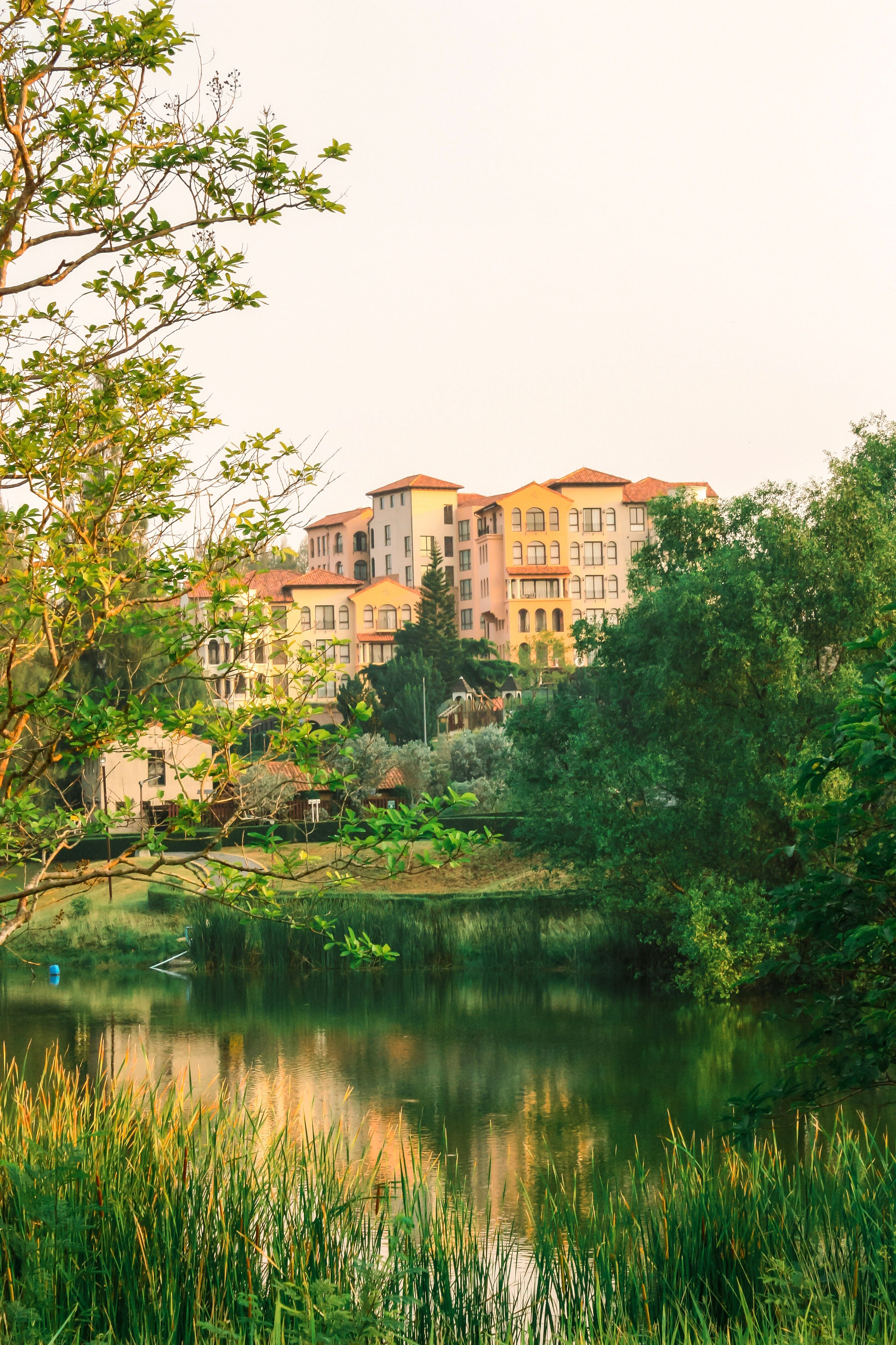 A lake and buildings in the distance · Free Stock Photo