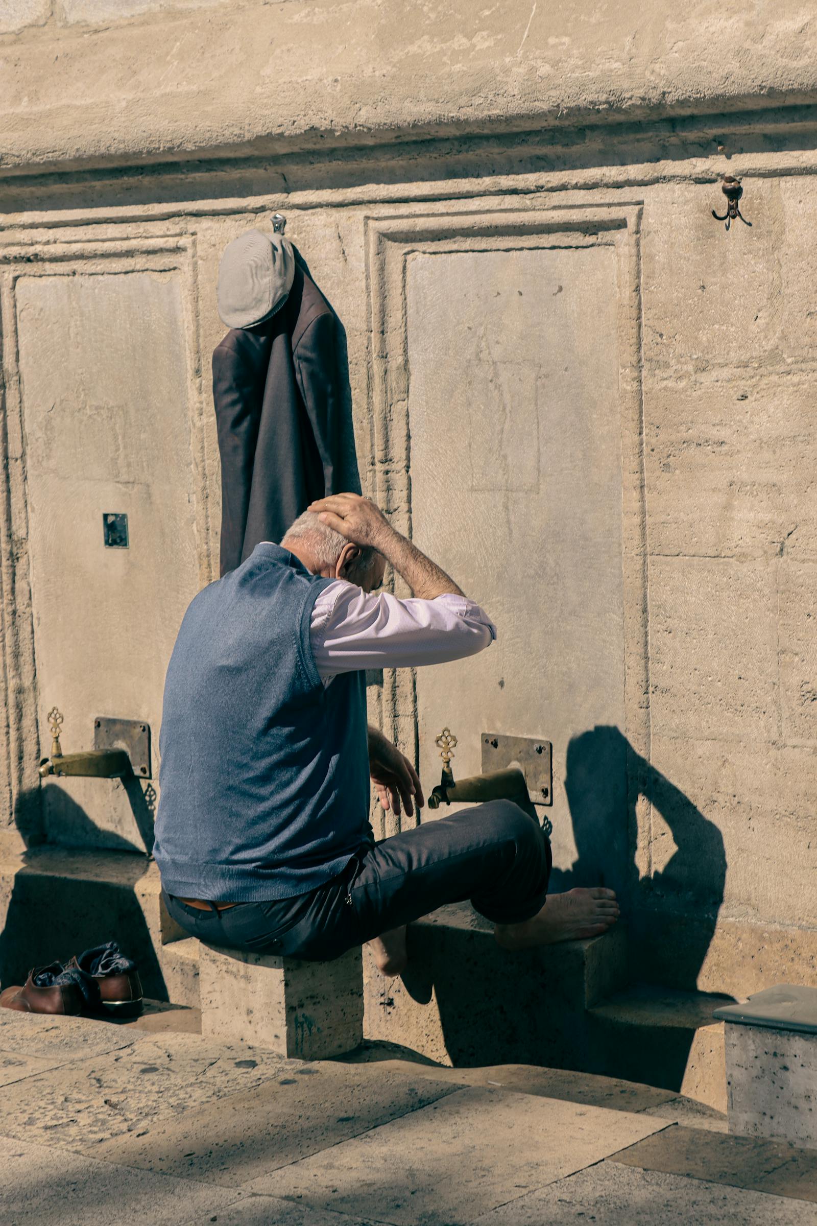 Man Sitting Photos, Download The BEST Free Man Sitting Stock Photos ...