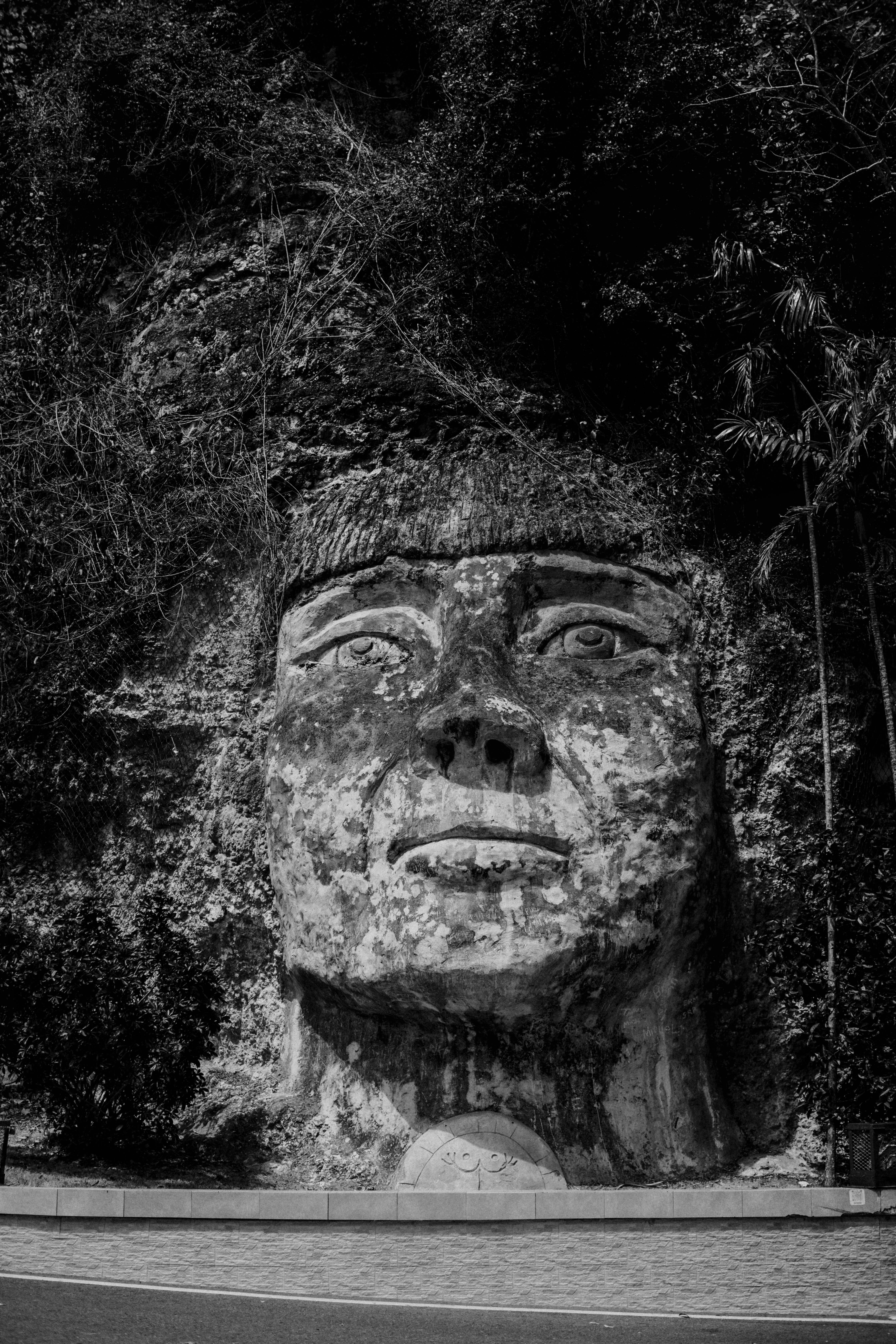Sculpture of Face in Rock · Free Stock Photo
